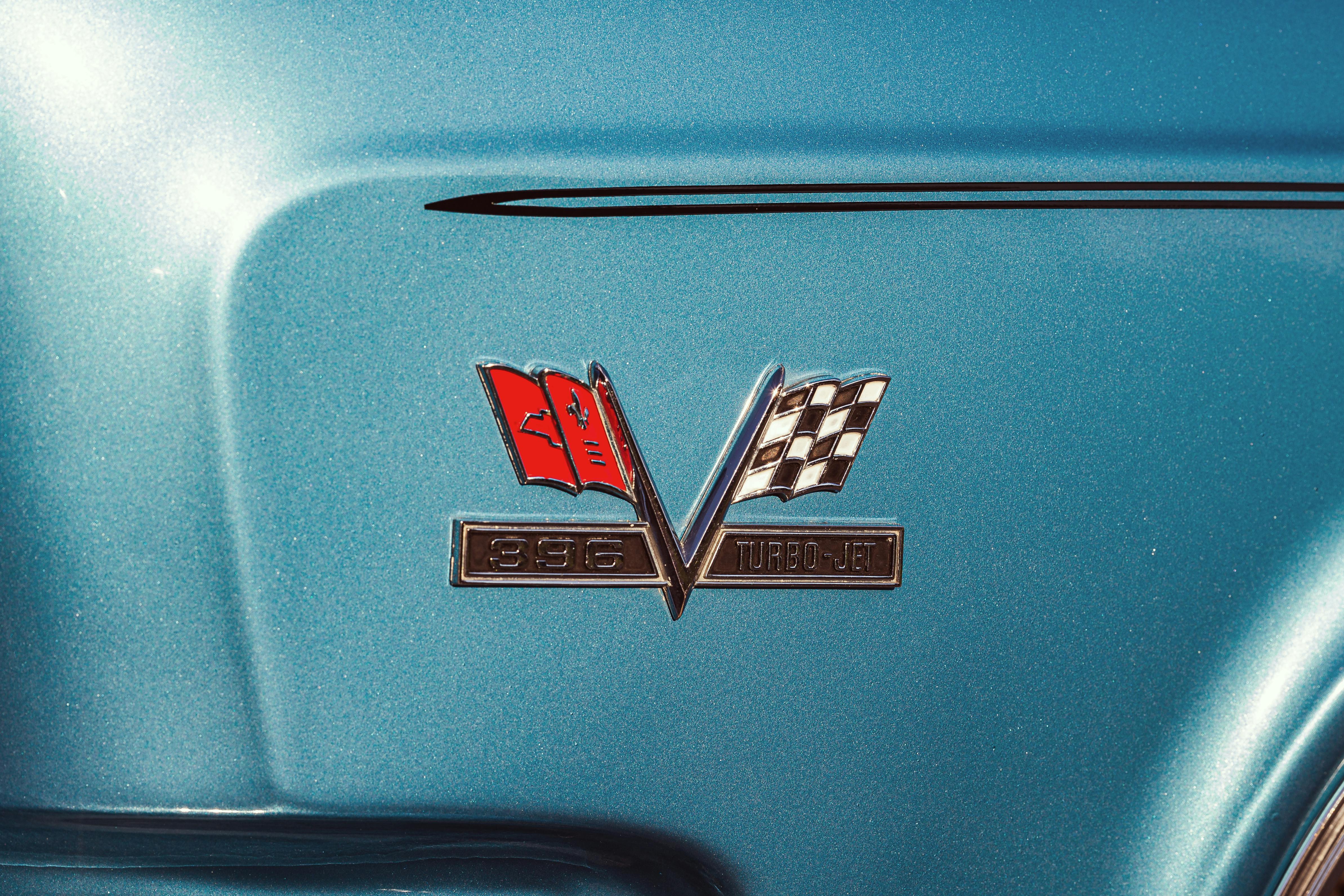 Vintage 1966 Chevrolet 396 Turbo-Jet Emblem Close-Up · Free Stock Photo