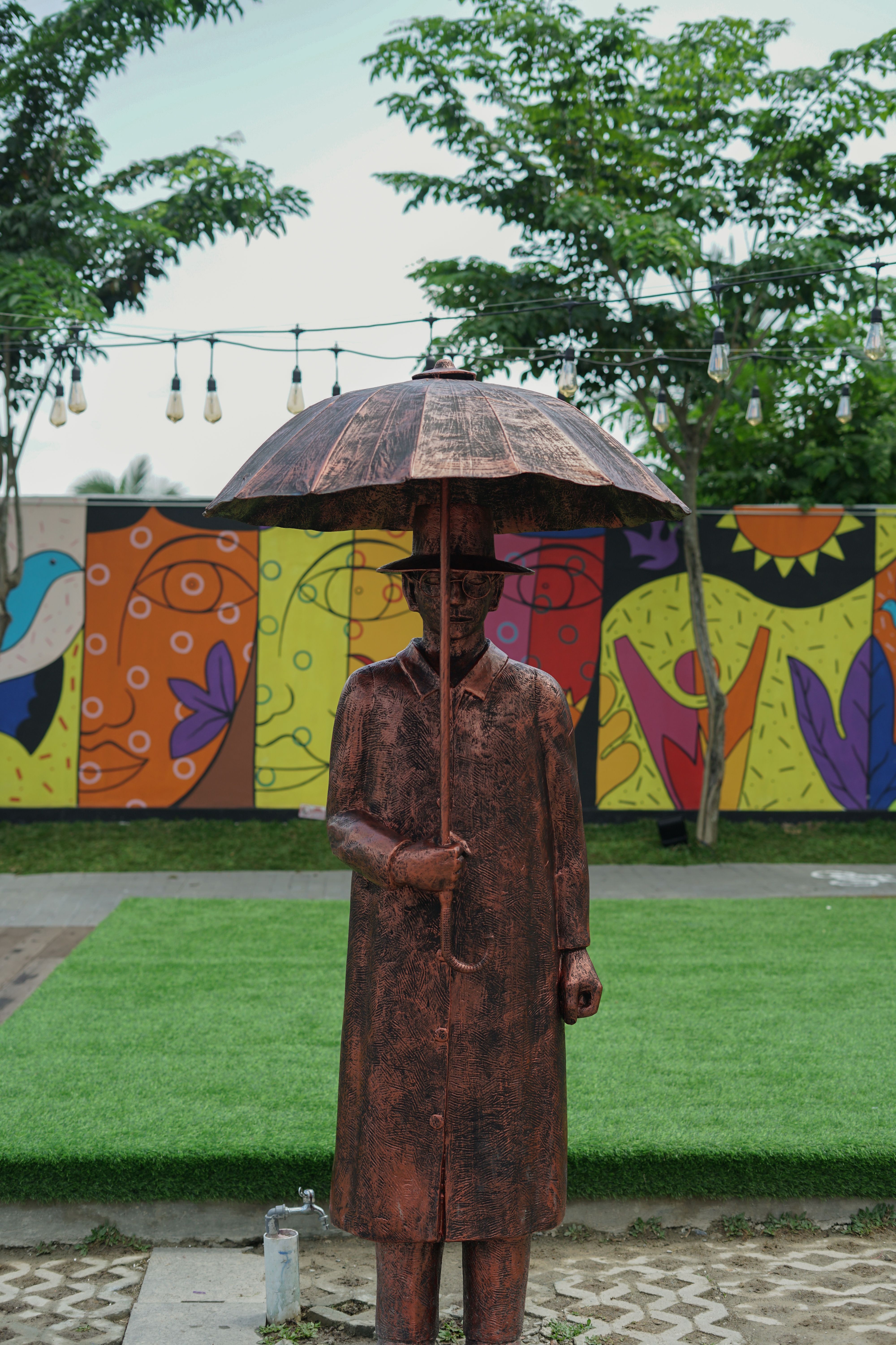 statue of men with an umbrella · Free Stock Photo