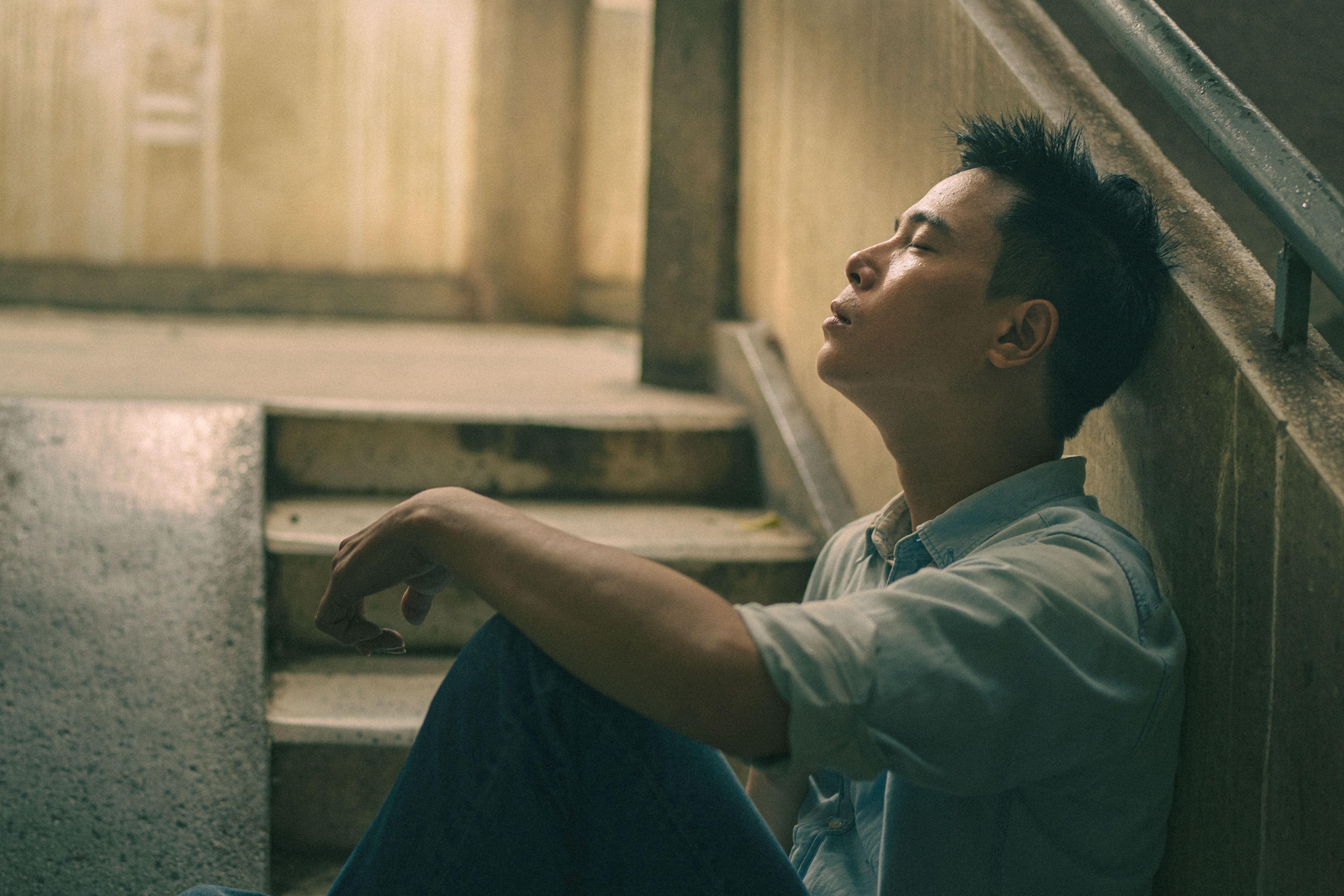 A man sitting on the steps of a building · Free Stock Photo