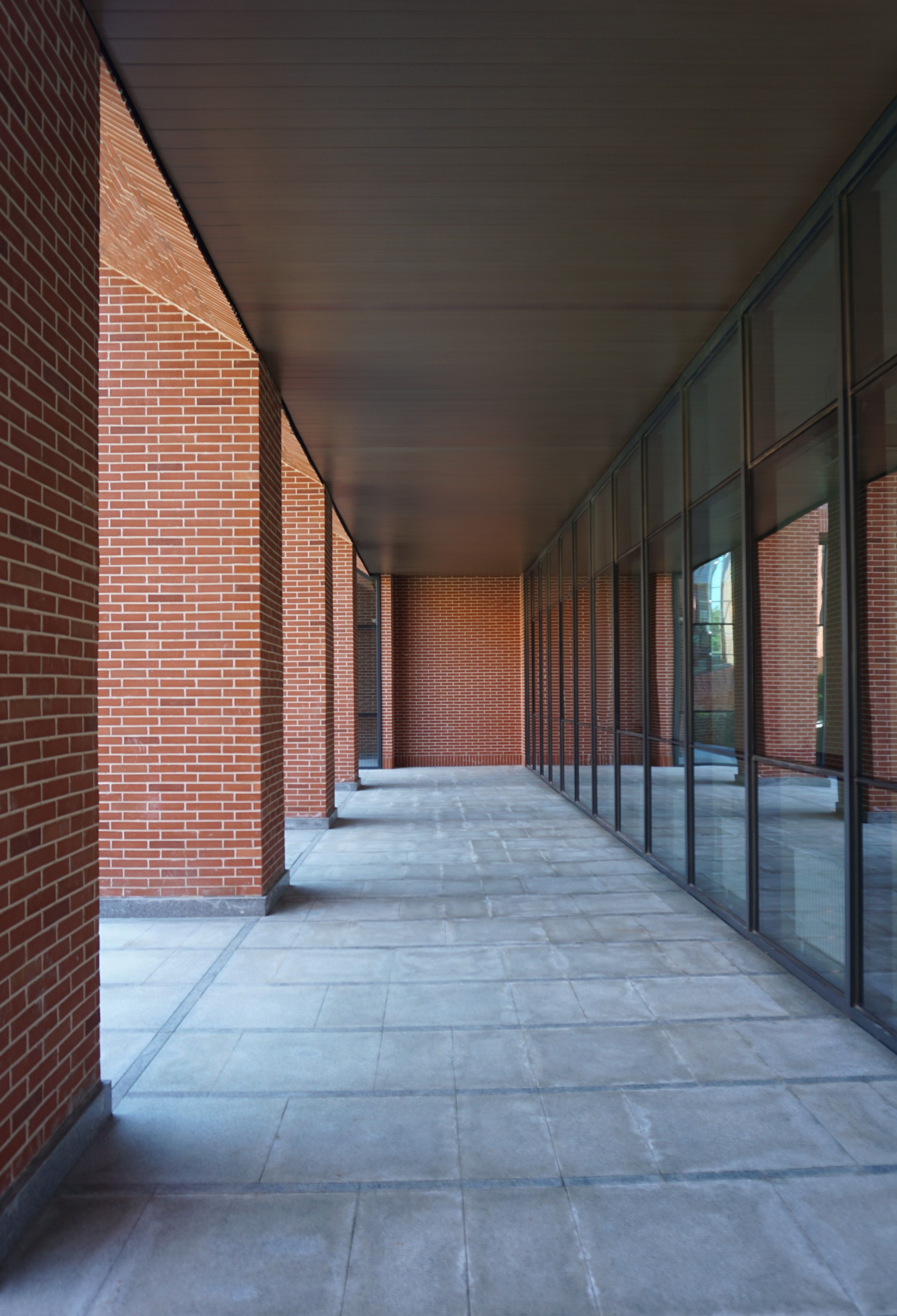 Modern Architectural Corridor with Brick Archway · Free Stock Photo