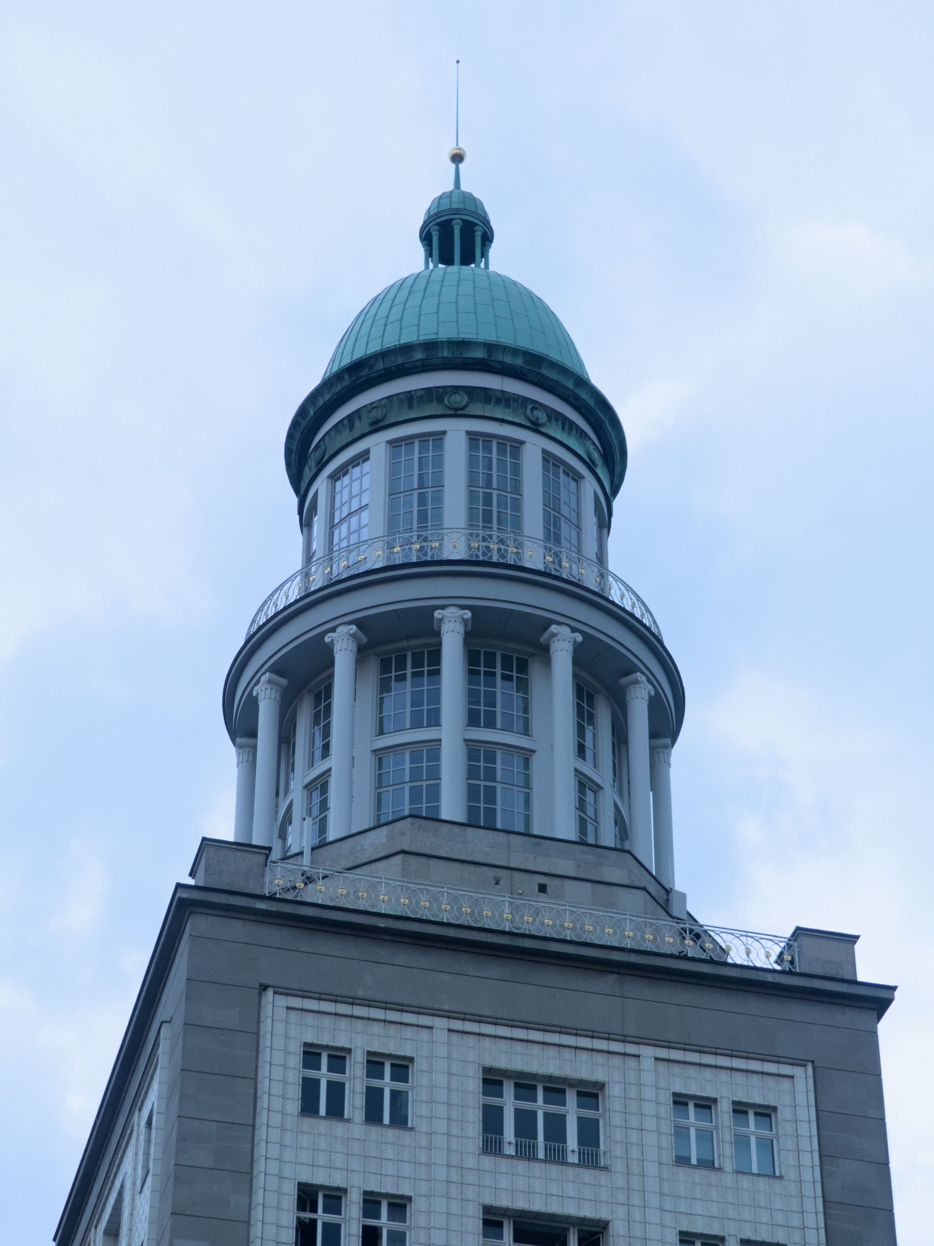 Torre De Arquitectura Modernista De Berlín Con Cúpula Verde · Foto de ...