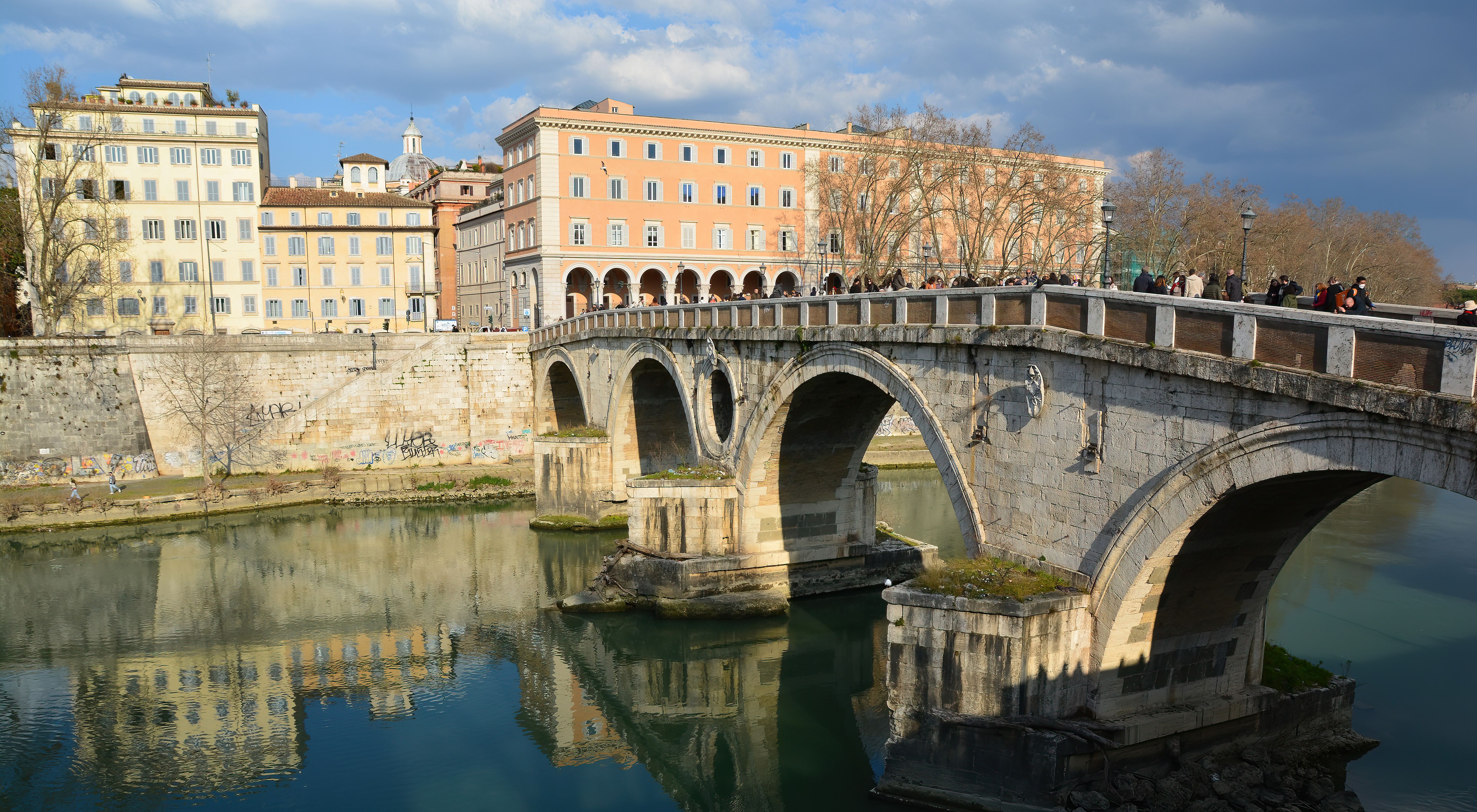 Bridge over the river Tiber · Free Stock Photo