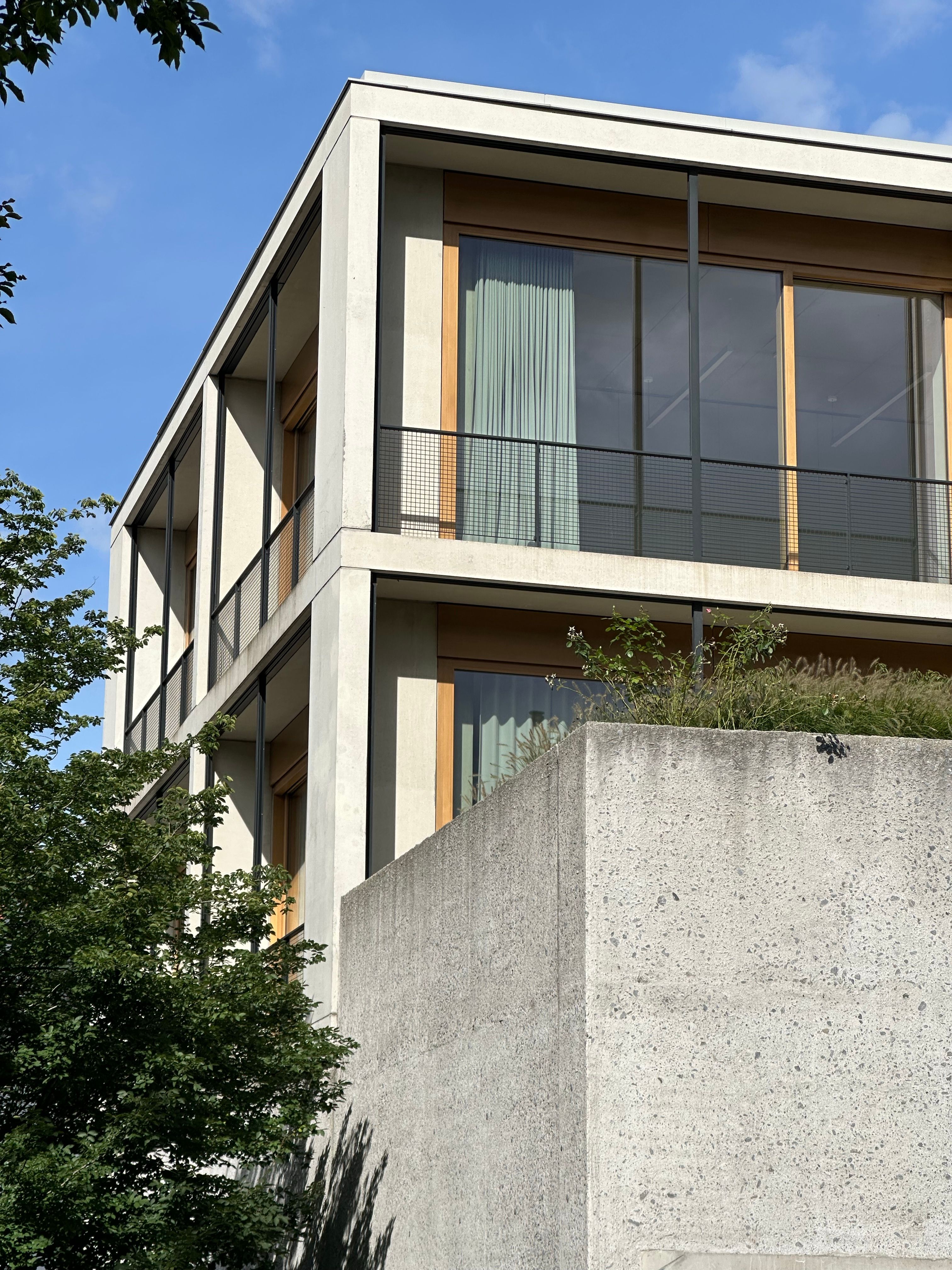 Edificio Arquitectónico Moderno Con Fachada De Hormigón · Foto de stock ...