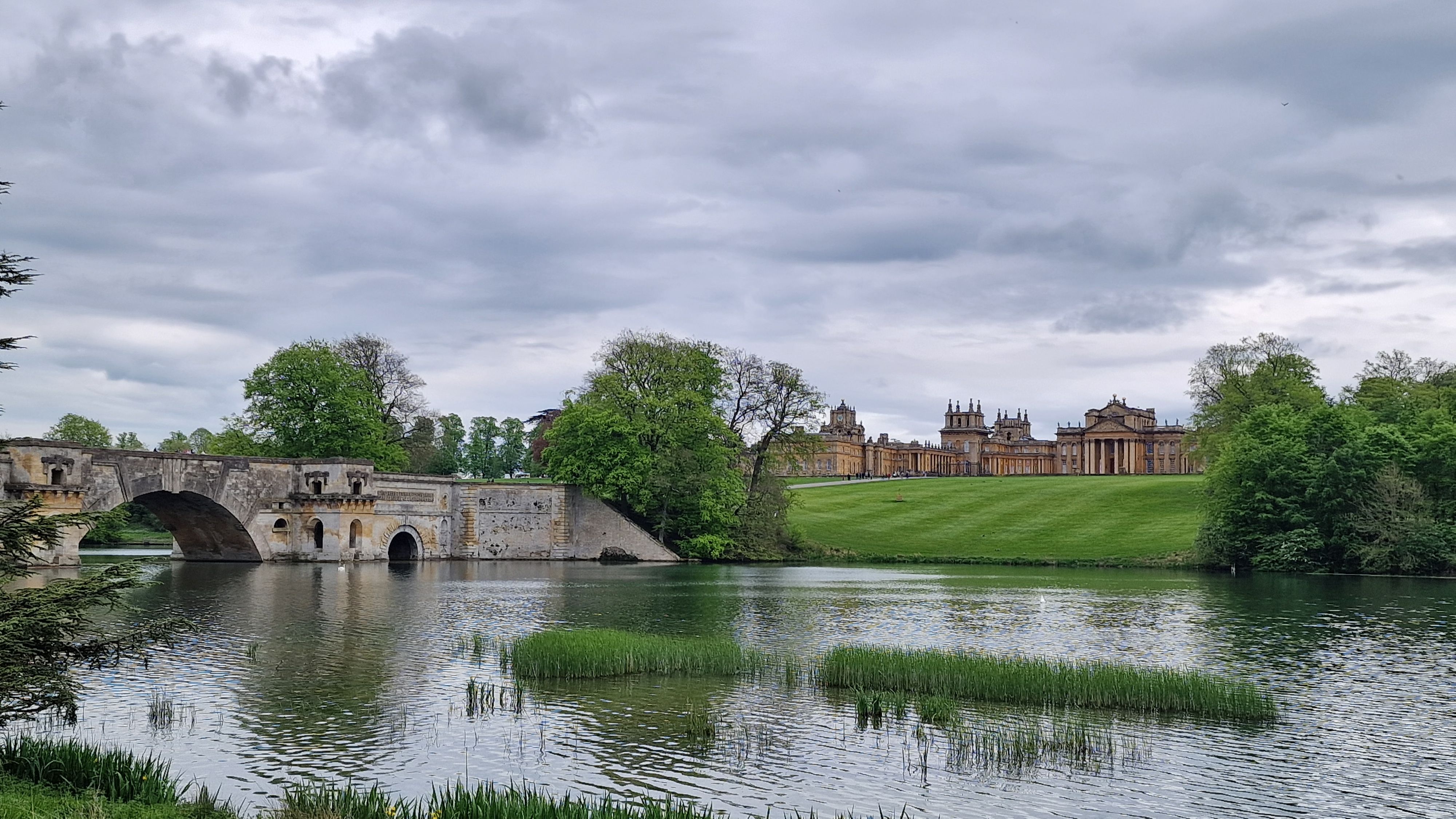 Serene View of Blenheim Palace and Bridge in Spring · Free Stock Photo