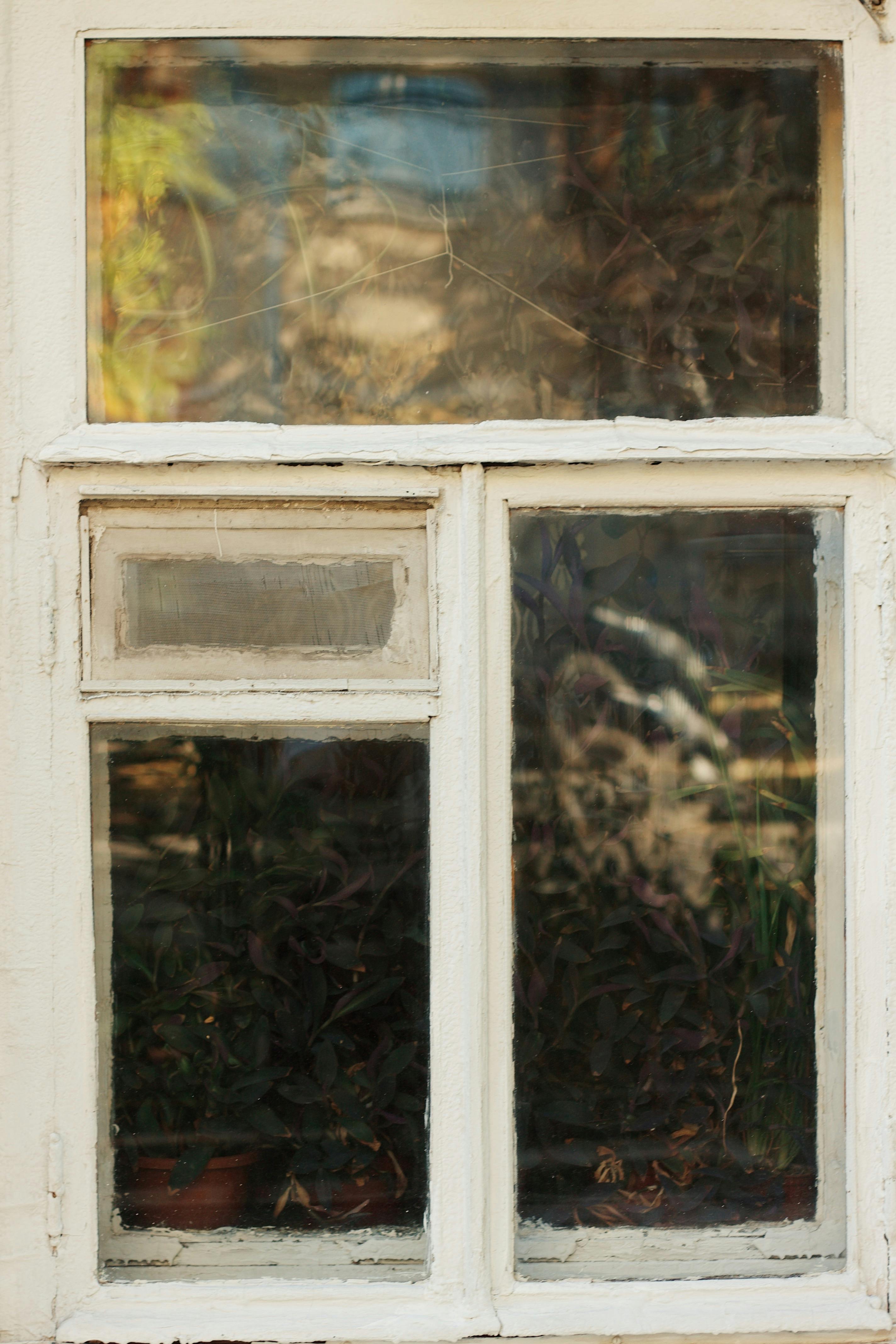 Old Vintage Window with Reflections in Saratov · Free Stock Photo