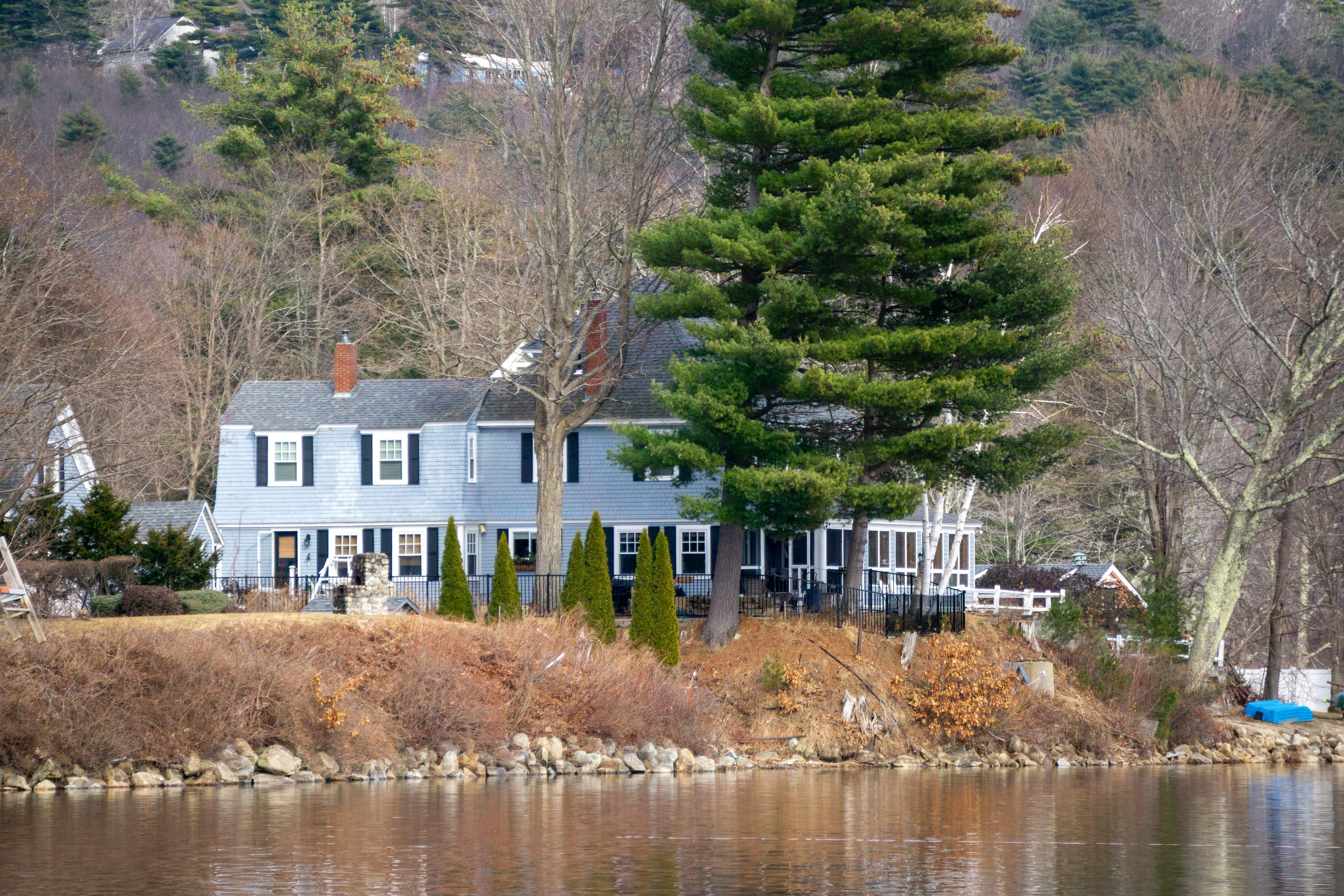 Charming Lakeside House in Serene Landscape · Free Stock Photo