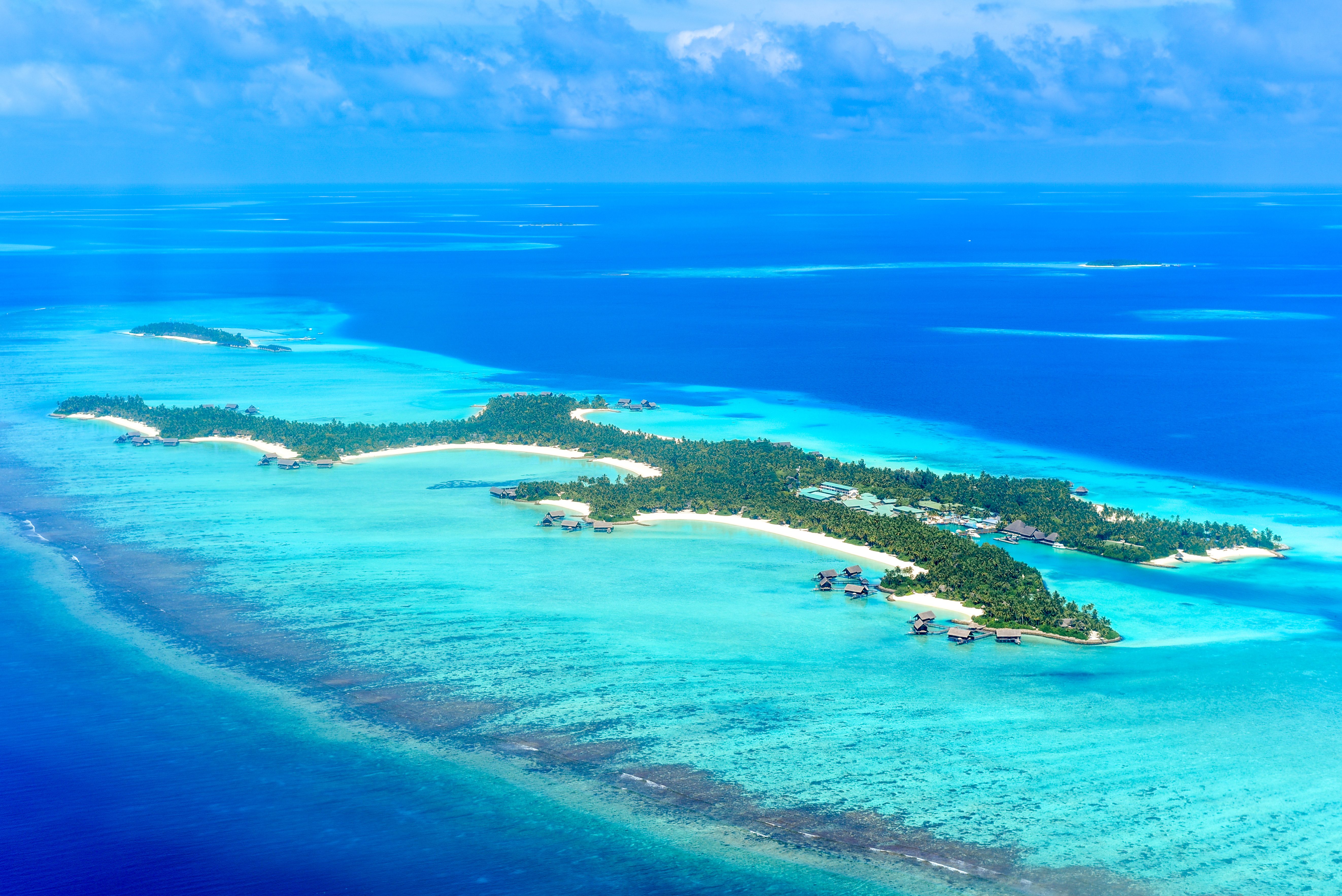 Vista Aérea De Una Isla Tropical En Aguas Turquesas · Foto de stock ...