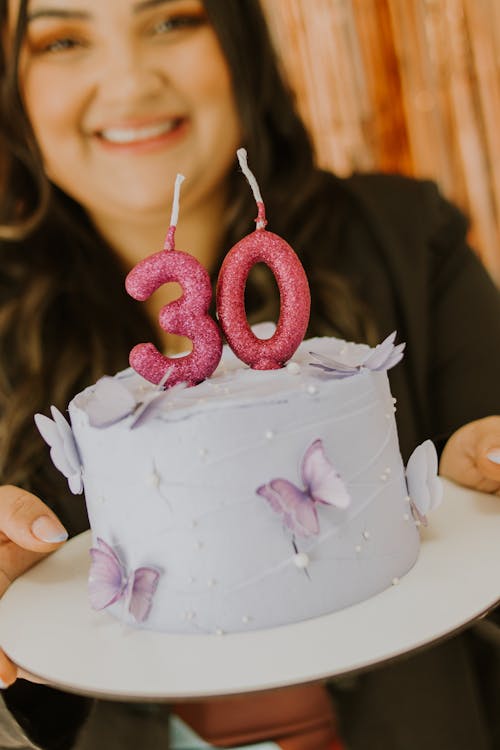 Mujer Sosteniendo Un Pastel De Cumpleaños Con Velas En El Número 30 ... Mujer Sosteniendo Un Pastel De Cumpleaños Con Velas En El Número 30 ...
