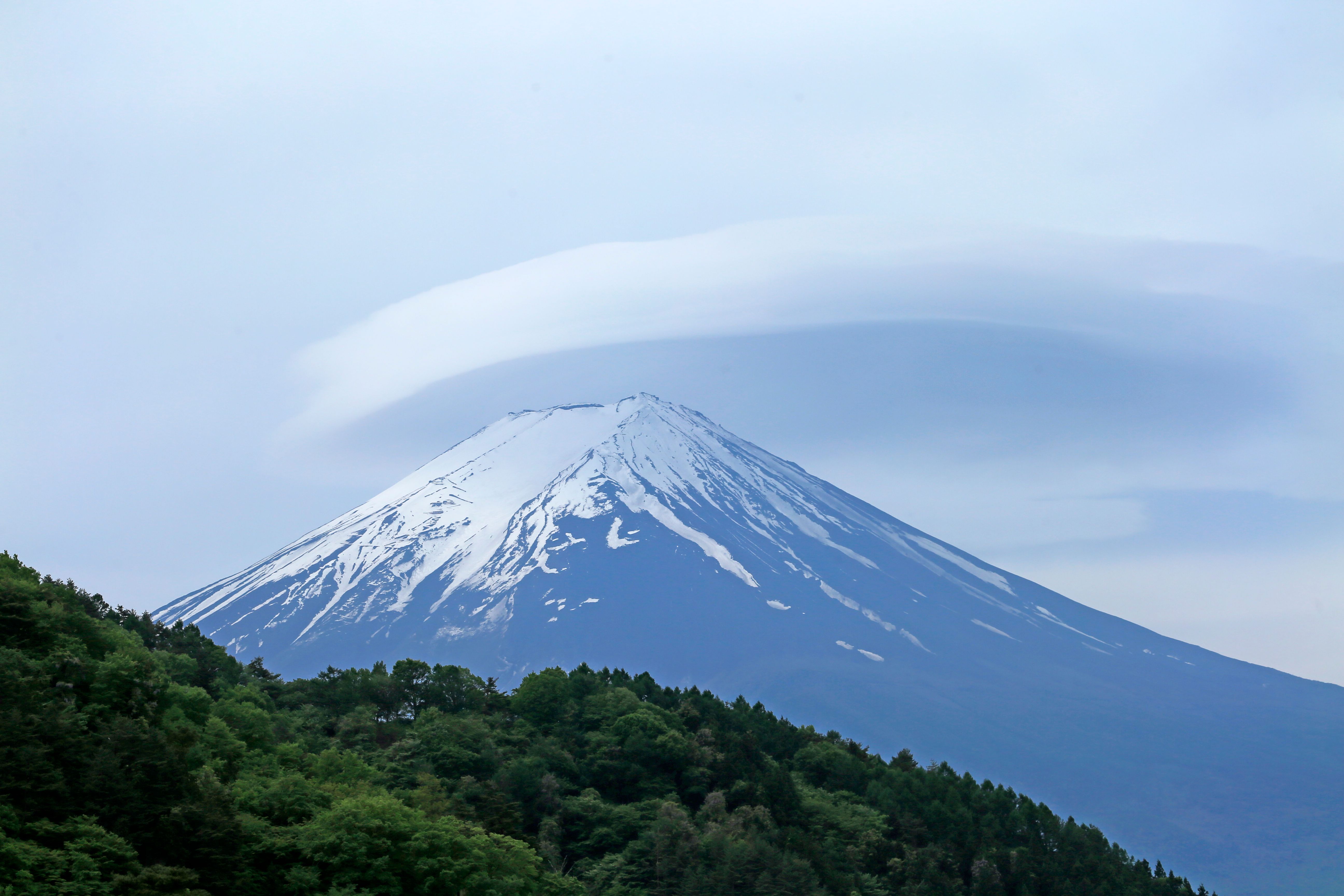 Majestuosa Vista Del Monte Fuji Con Su Capa De Nieve · Foto de stock ...