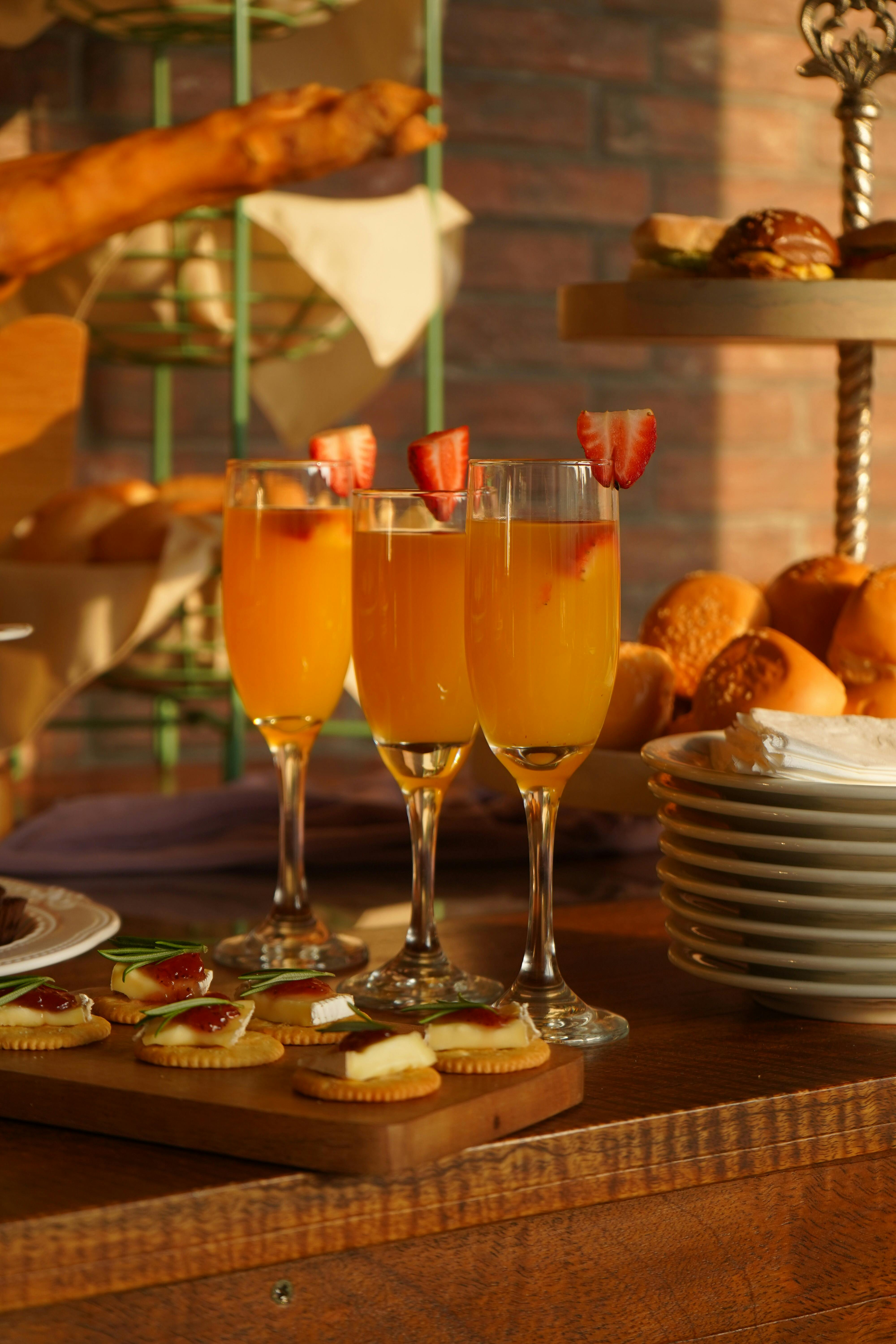 Delicioso Brunch Con Mimosas Y Pasteles · Foto de stock gratuita