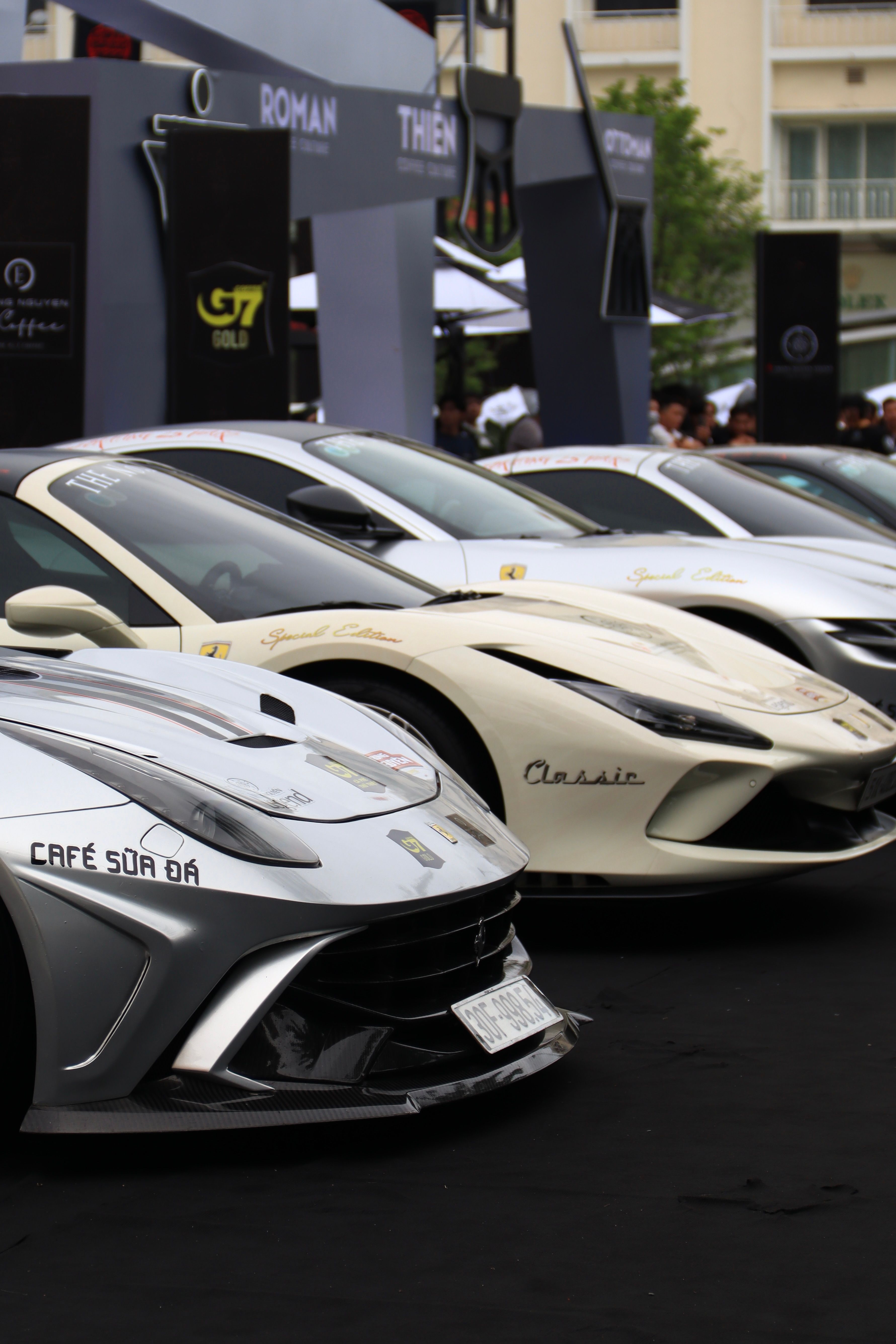 Exhibición De Autos Deportivos De Lujo En El Salón Del Automóvil · Foto ...