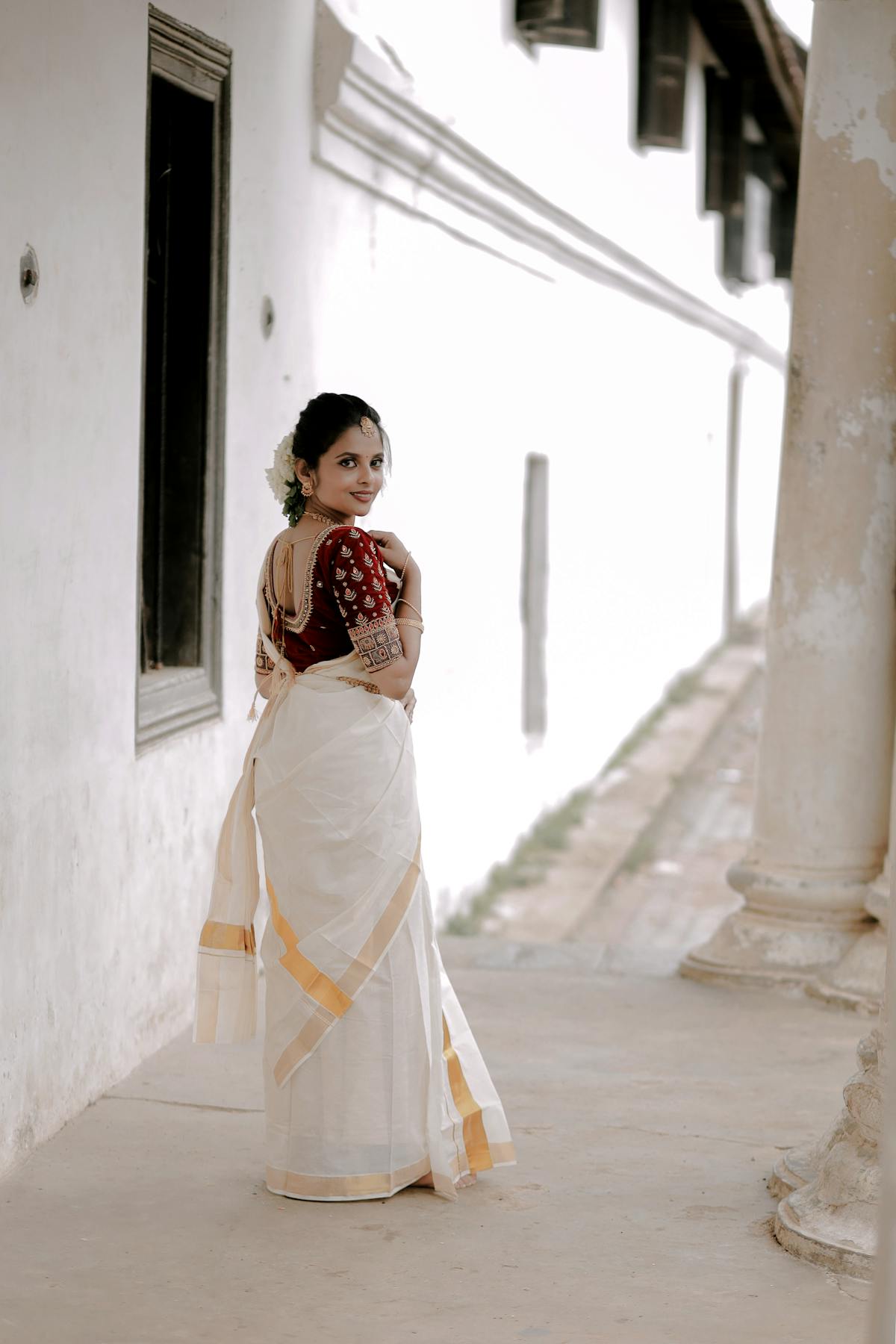 Back View Of Indian Woman In Saree Photos, Download The BEST Free Back ...