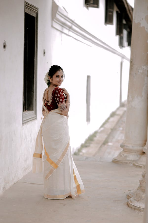 Back View Of Indian Woman In Saree Photos, Download The BEST Free Back ...