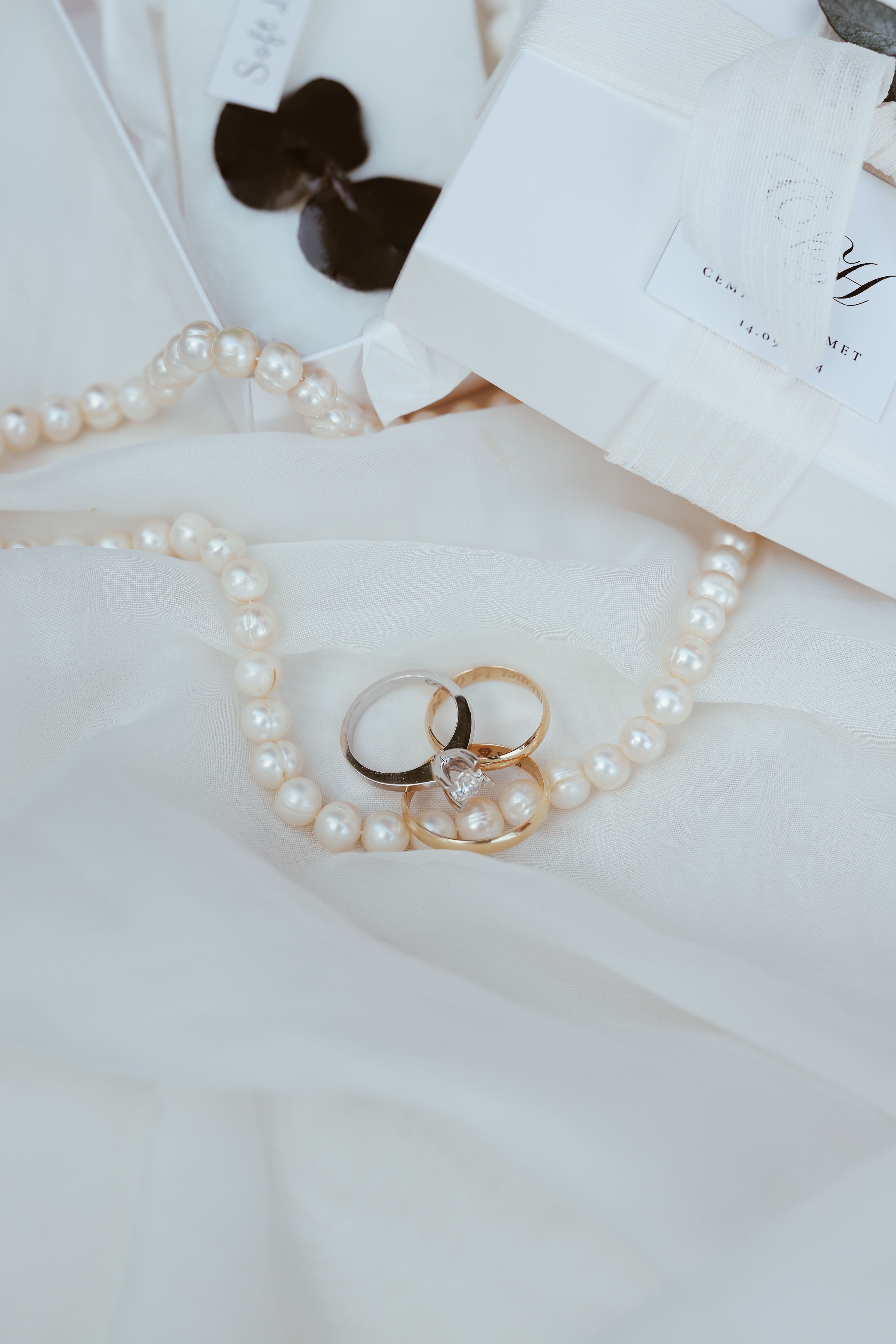 Accesorios De Novia Elegantes Con Perlas Y Anillos · Foto de stock gratuita