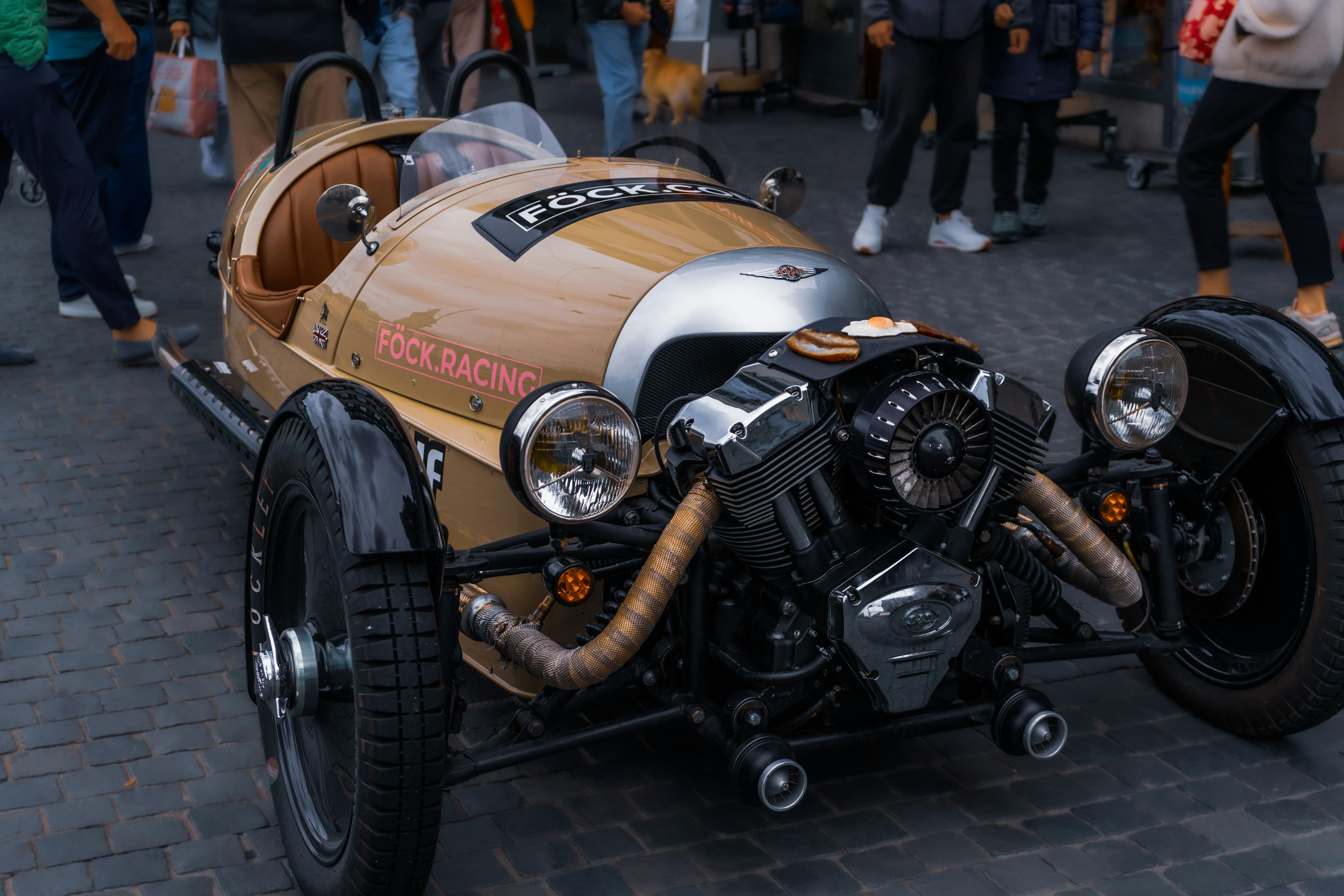 Vintage Three-Wheeler Car Display in Urban Setting · Free Stock Photo