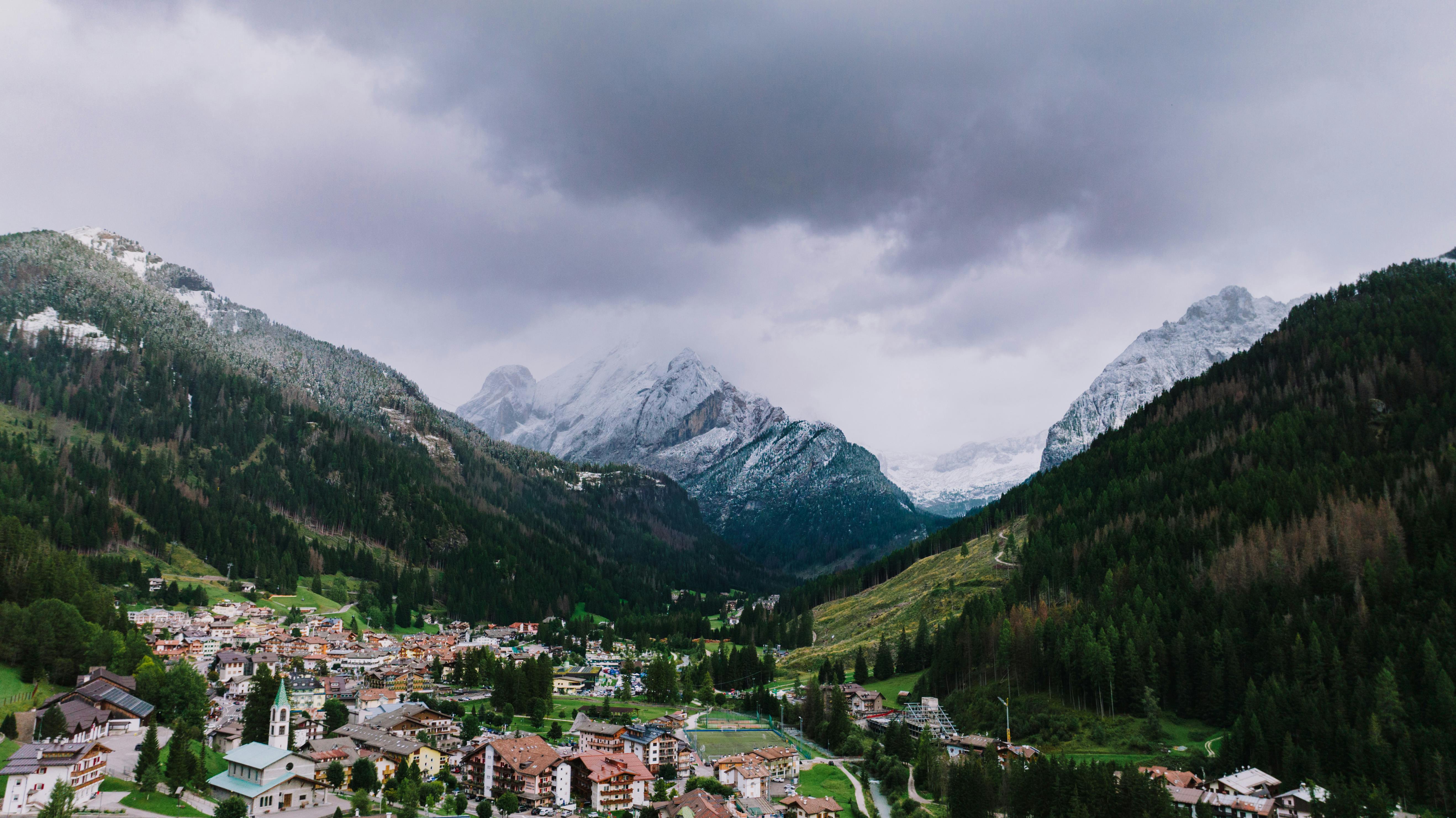 Vista Panorámica Del Pueblo De Canazei En Los Alpes Italianos · Foto de ...