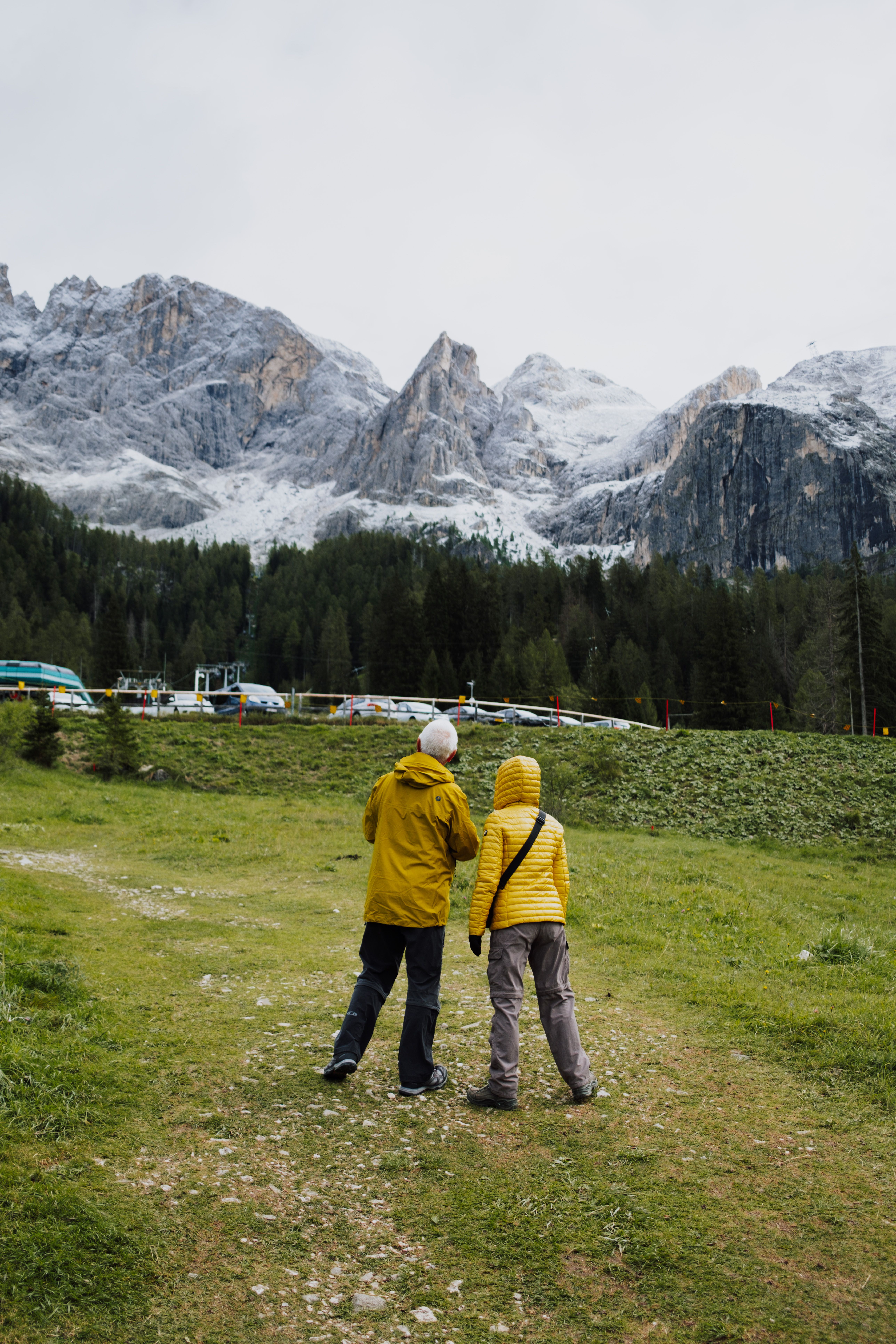 Randonneurs Explorant Les Dolomites Dans Le Trentin En Italie · Photo ...