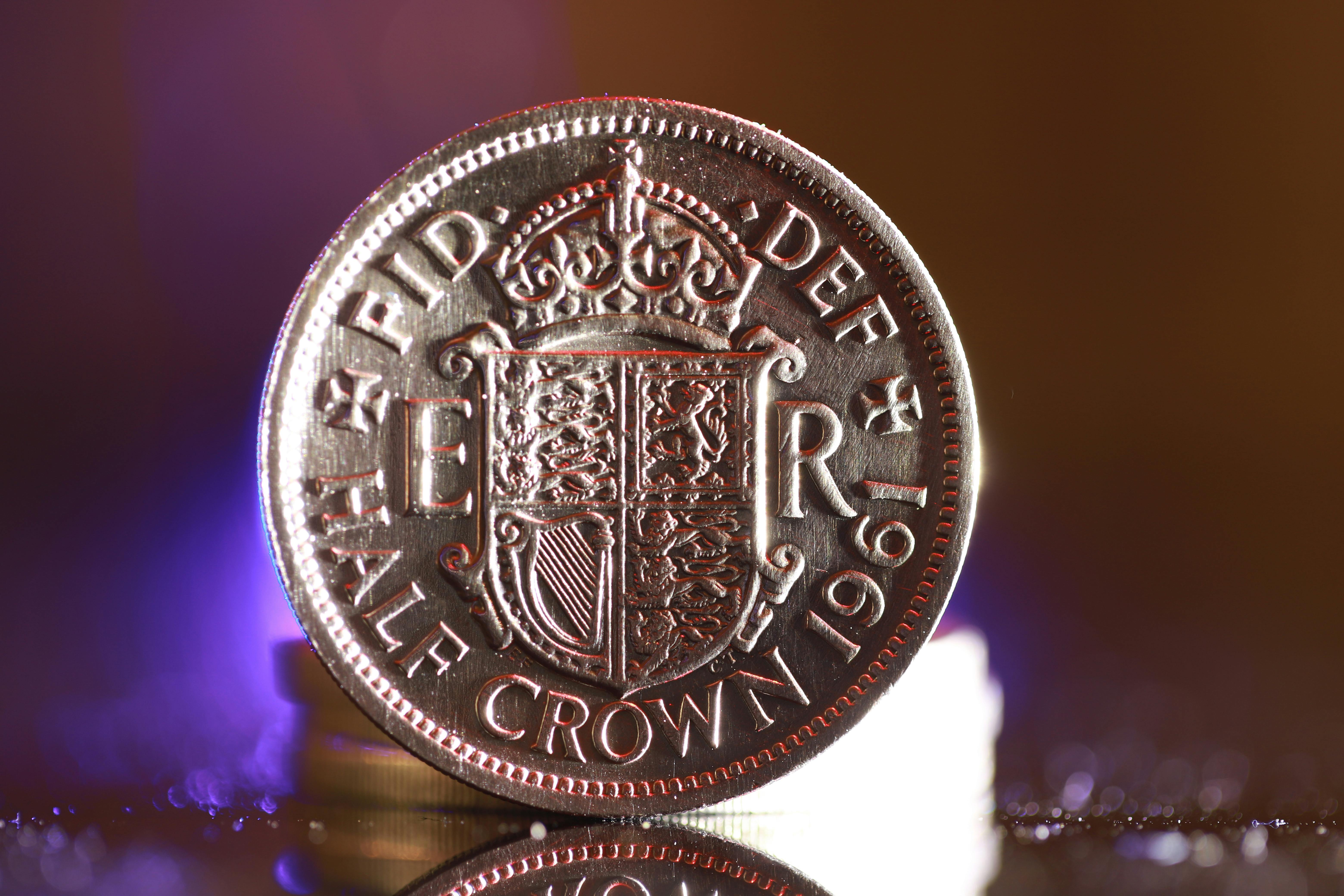 Close-up of British Half Crown Coin with Reflection · Free Stock Photo