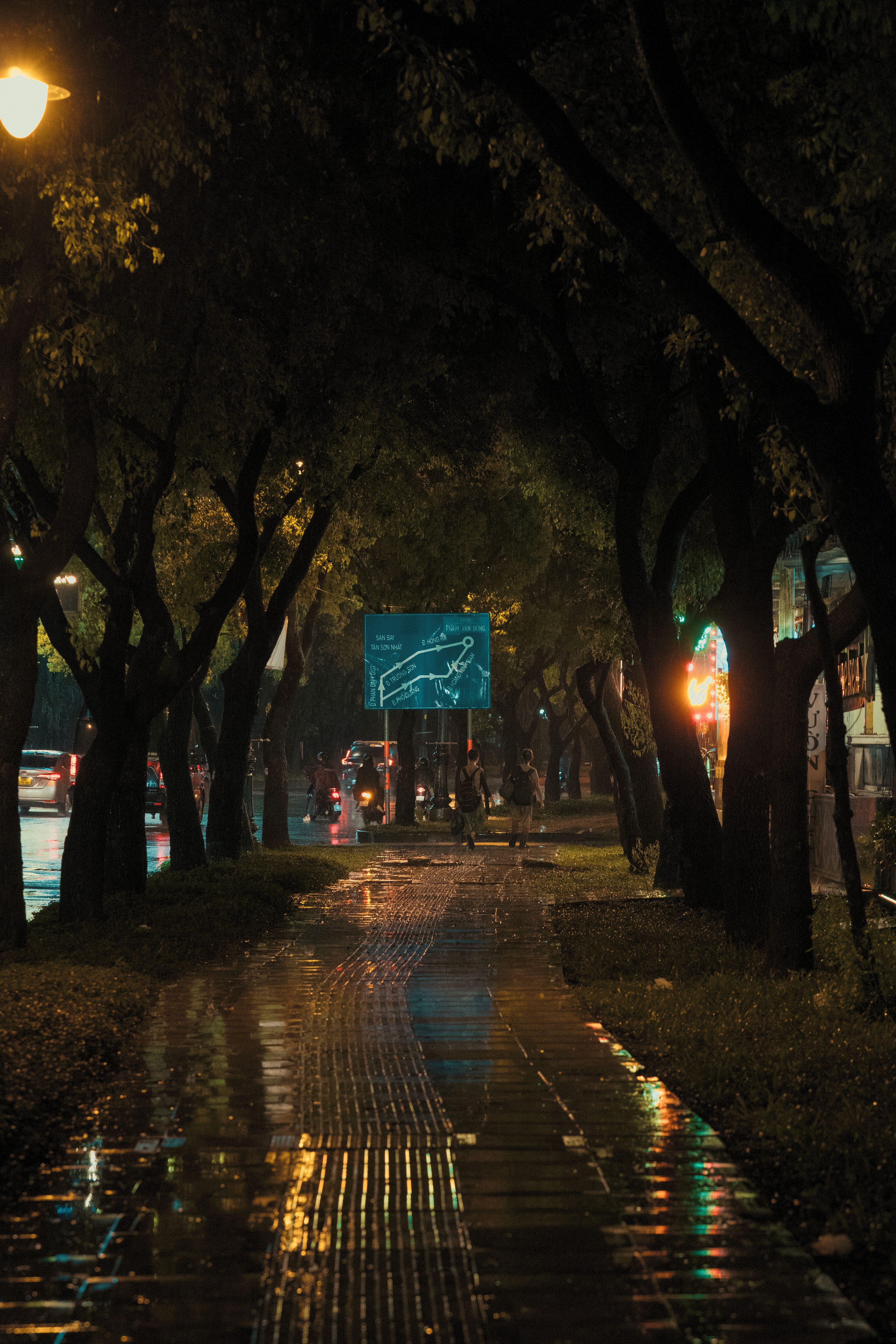 Moody Nighttime Urban Street Scene · Free Stock Photo