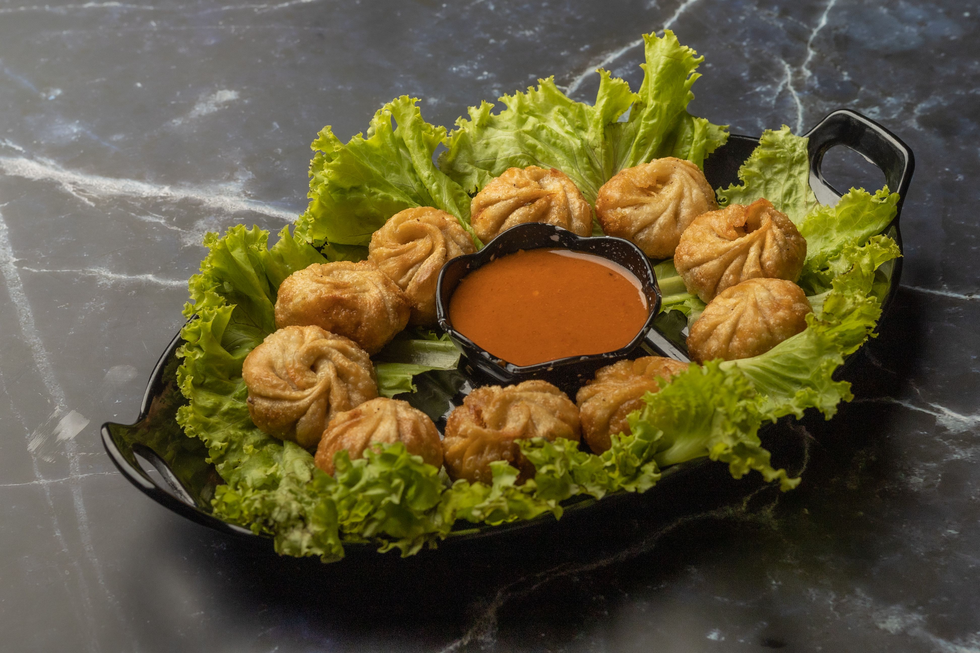 Délicieux Momos Aux Légumes Frits Avec Sauce Sur Une Surface En Marbre ...