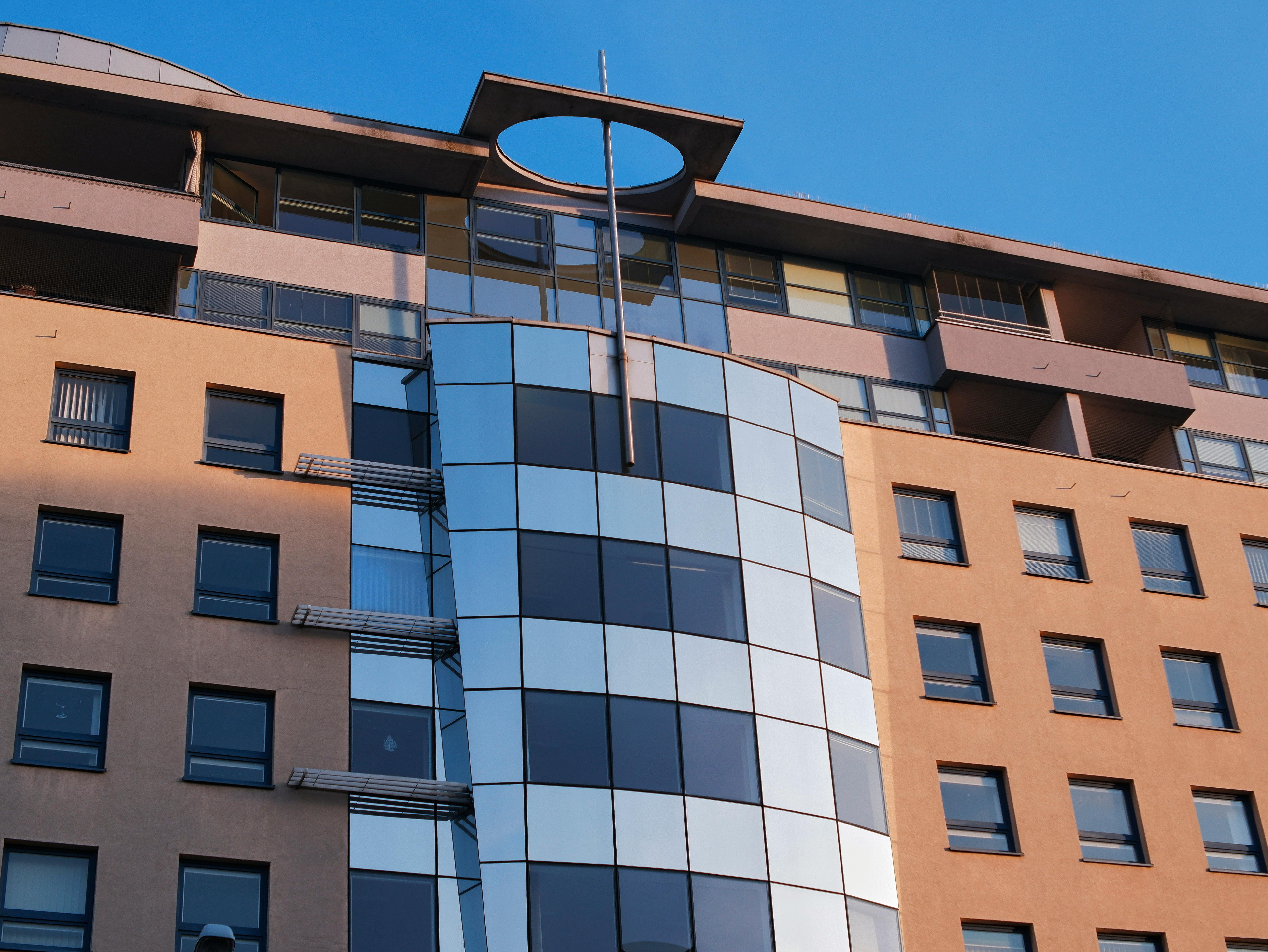 Modern Urban Building Facade in Sunlight · Free Stock Photo