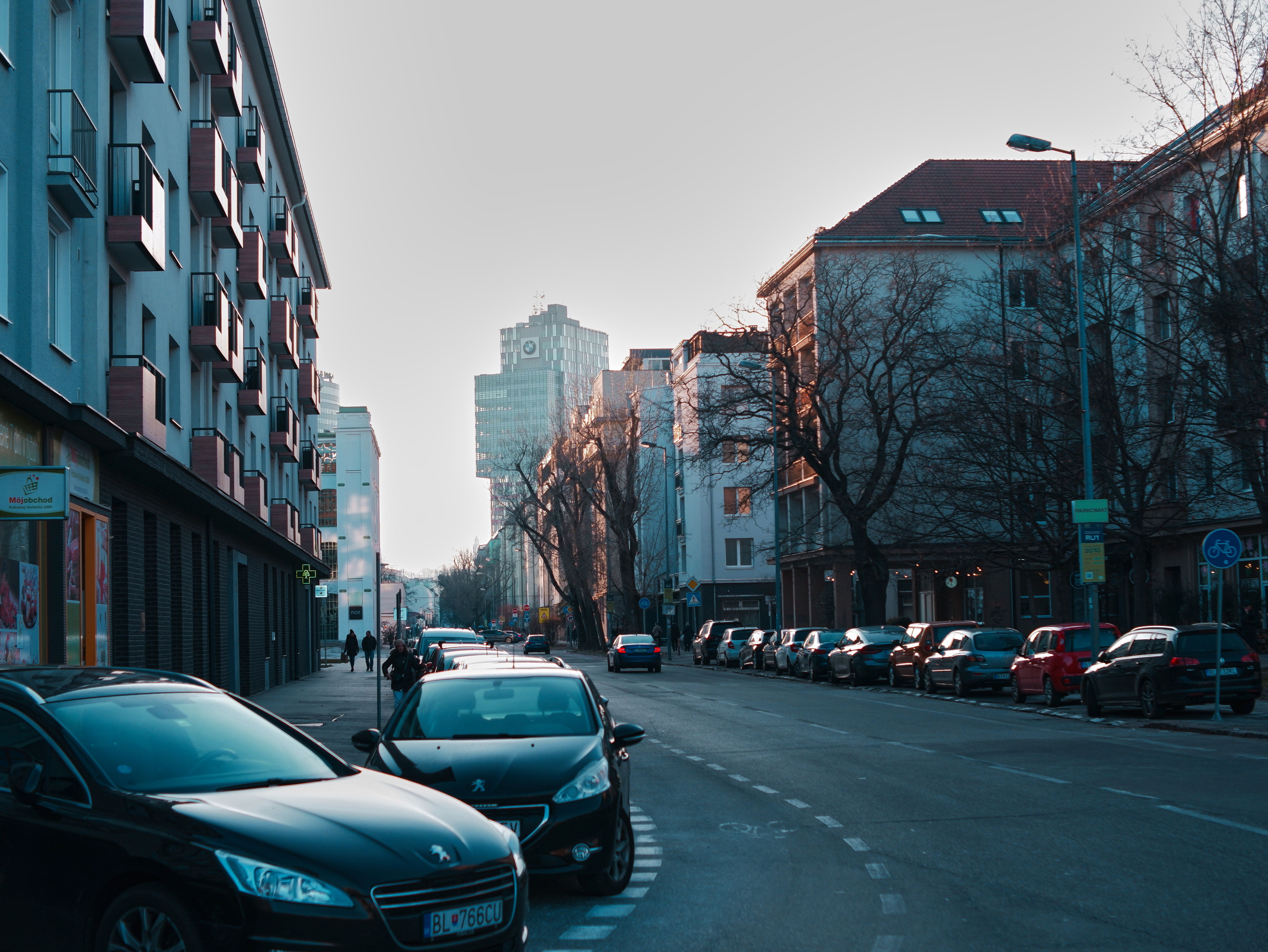 Urban Street Scene with Modern Architecture · Free Stock Photo