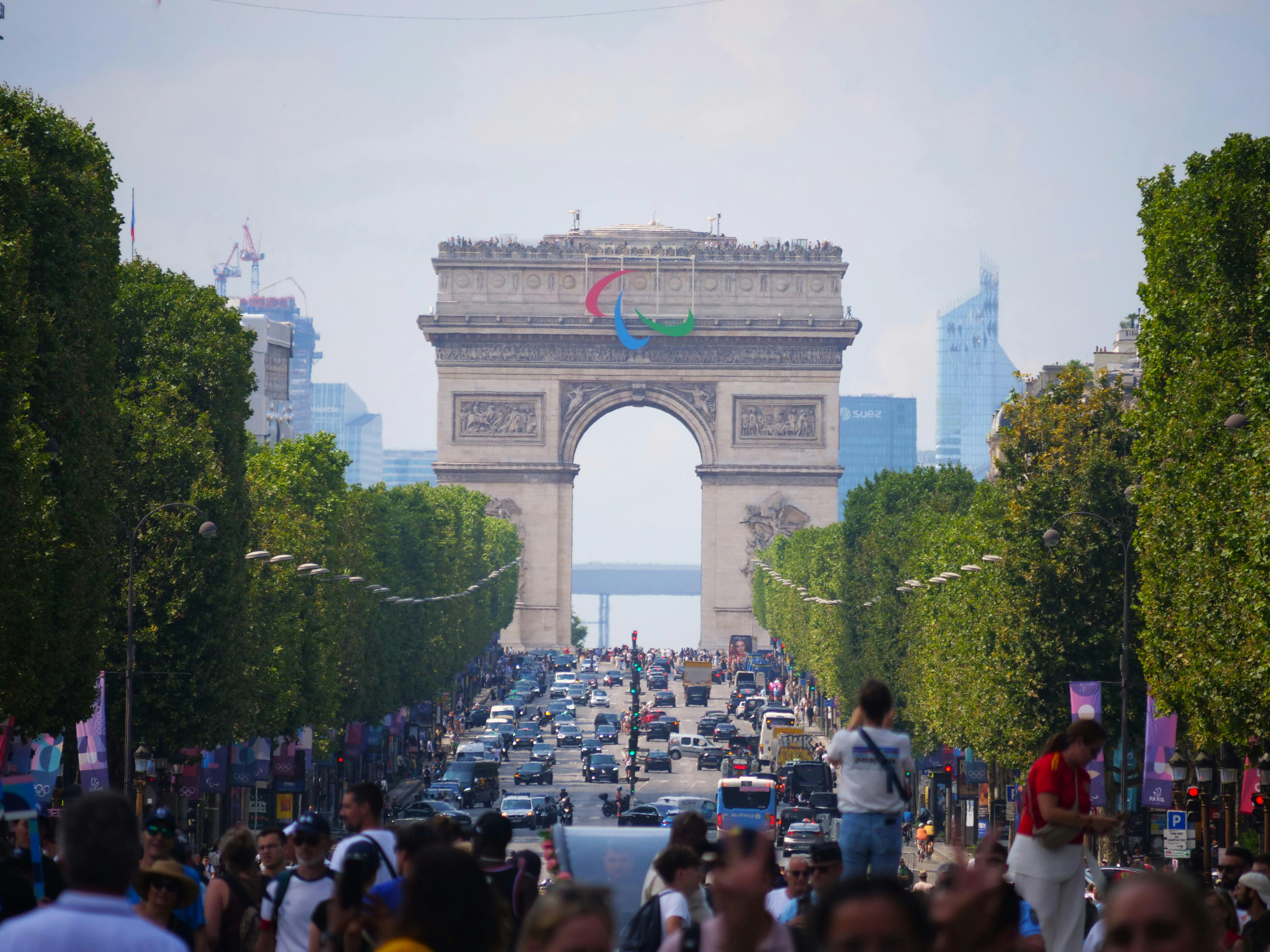 Bustling Scene at the Iconic Arc de Triomphe · Free Stock Photo
