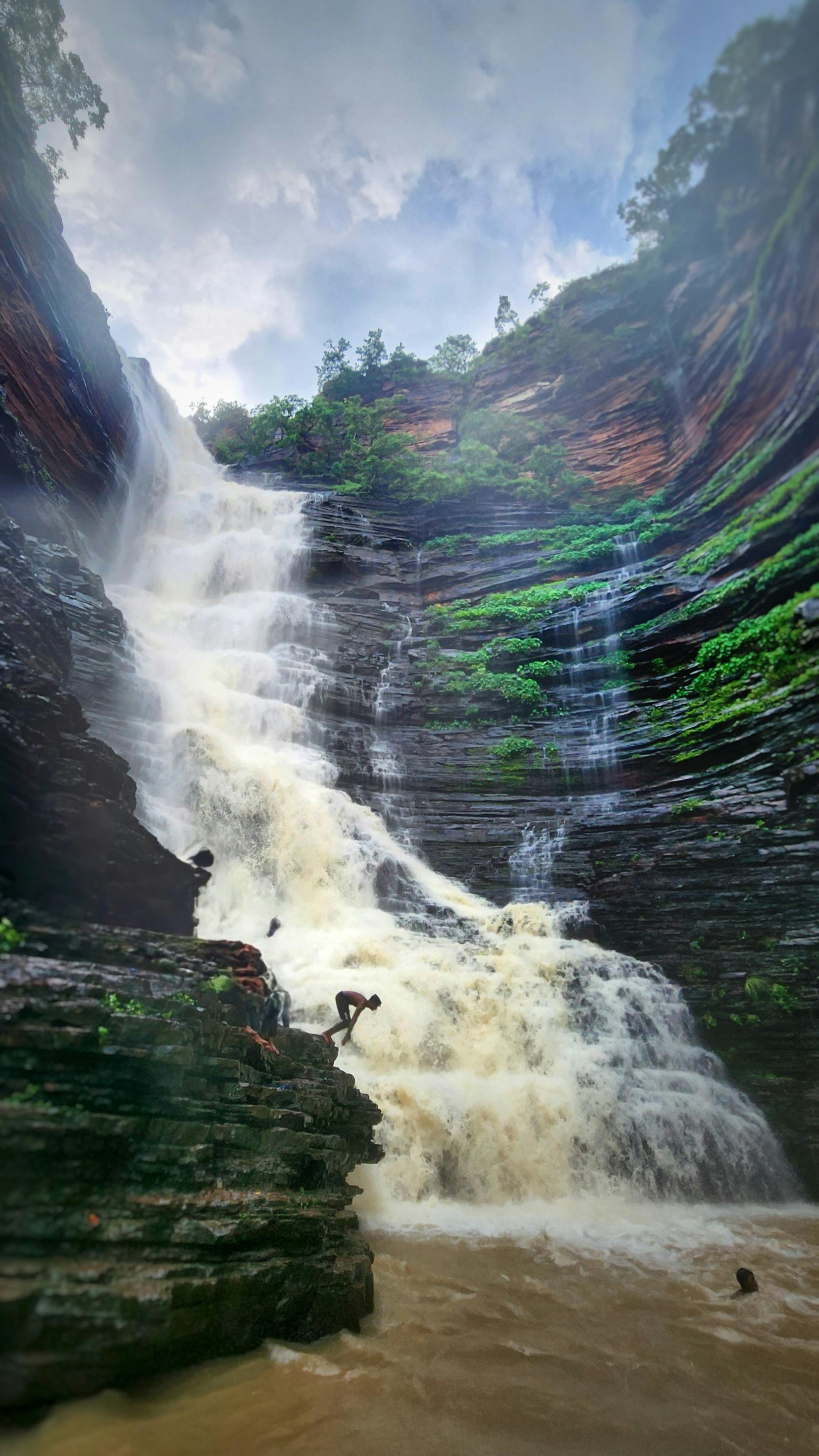 Majestic Waterfall in Katangi's Scenic Landscape · Free Stock Photo