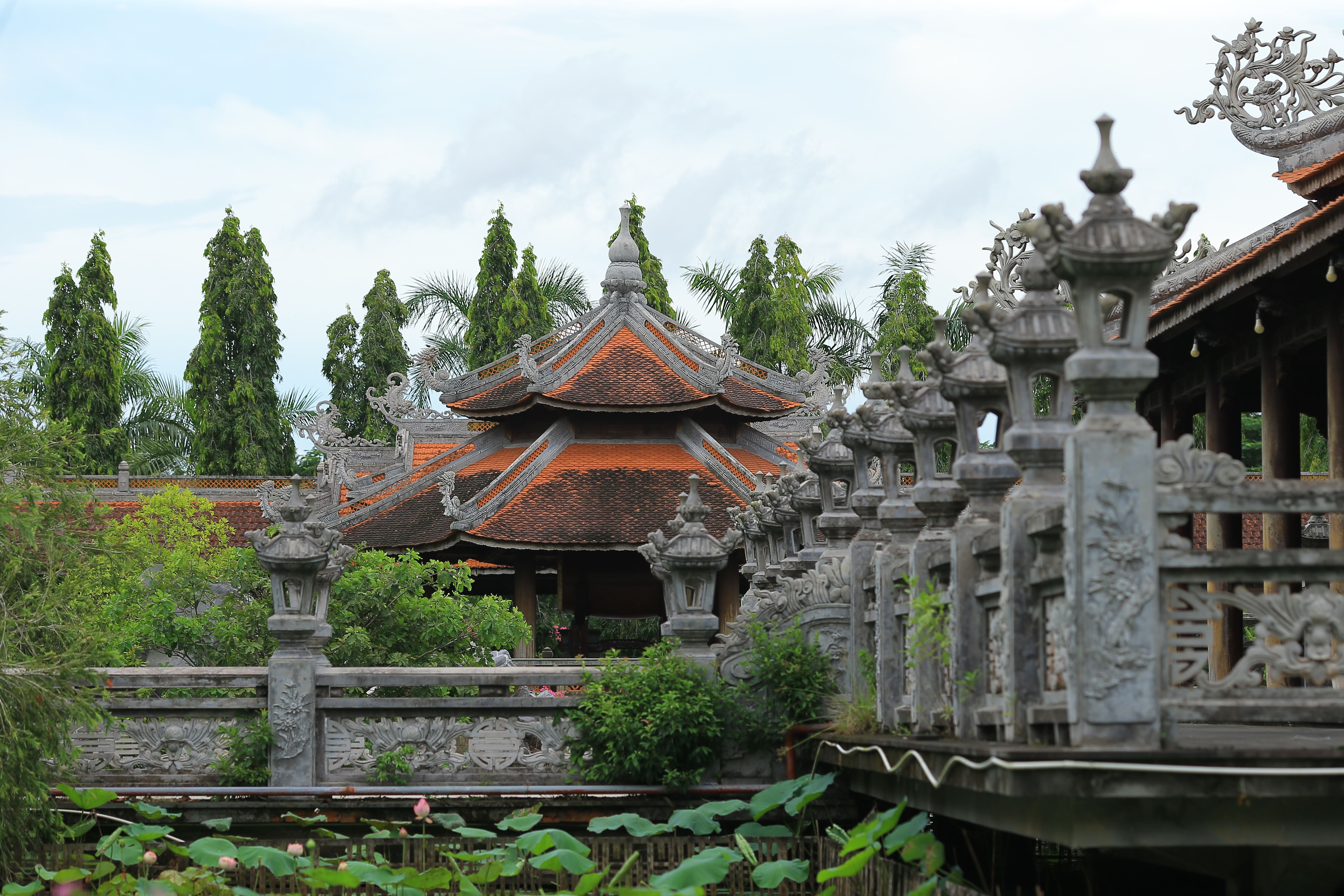 Traditional Asian Temple with Ornate Architecture · Free Stock Photo