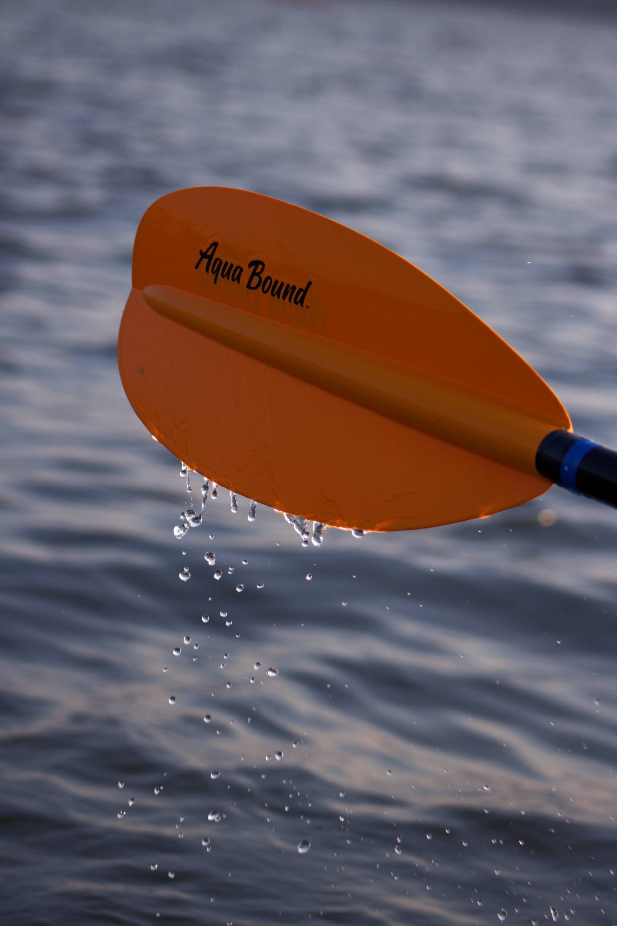 Remo En Canoa Naranja Sobre El Agua Al Atardecer · Foto de stock gratuita