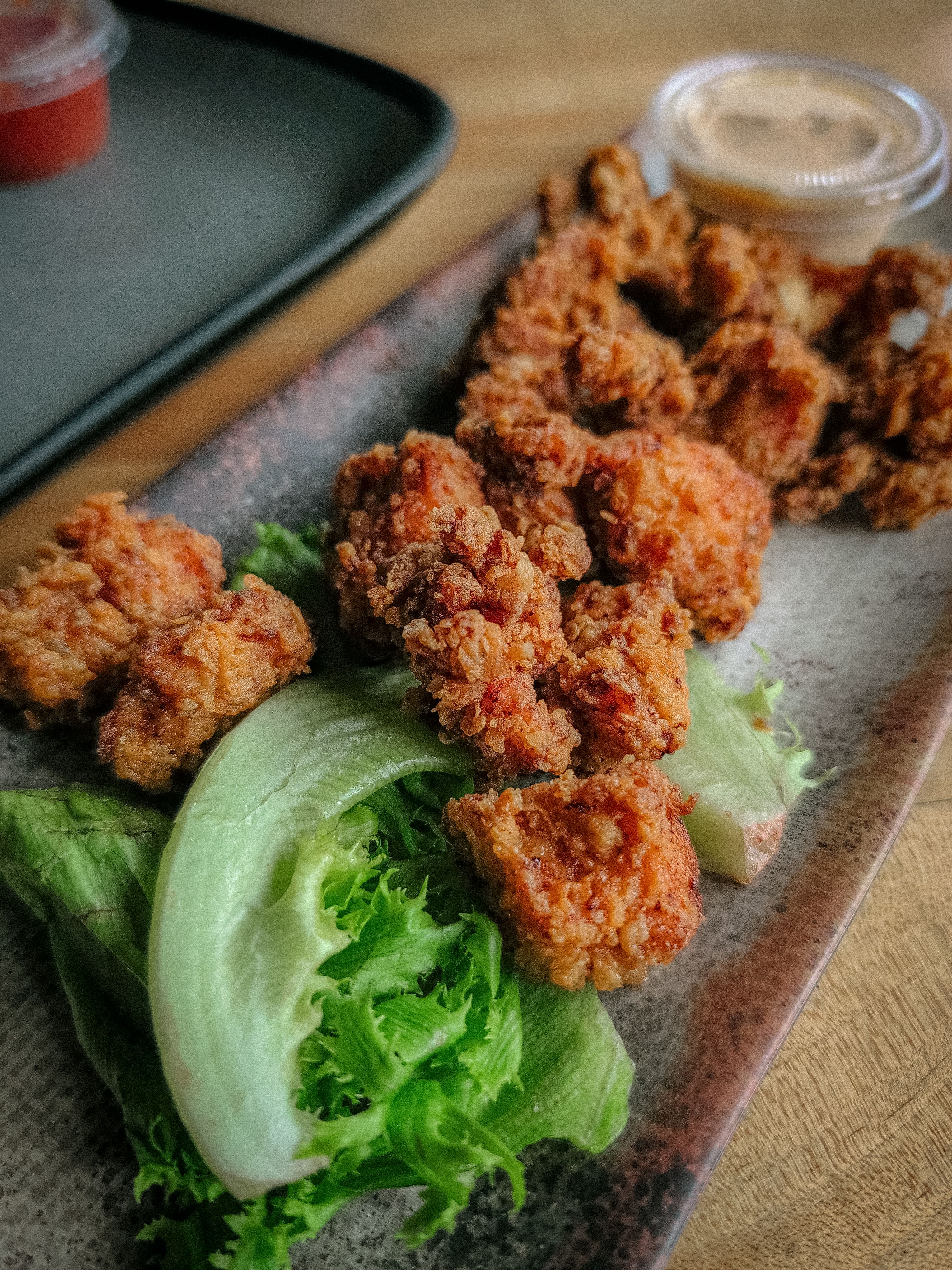Delicioso Pollo Frito Sureño Con Ensalada · Foto de stock gratuita