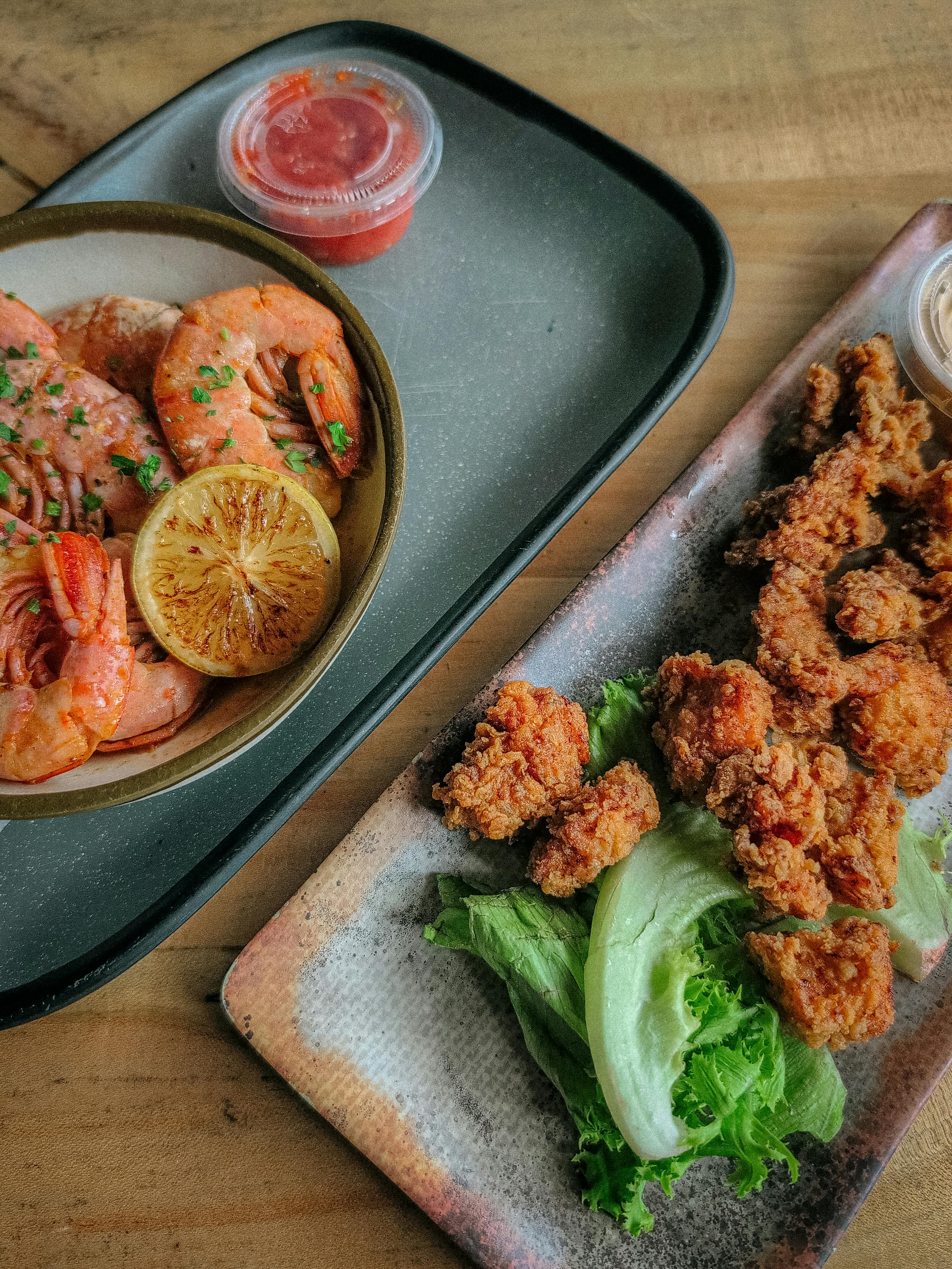 Deliciosa Comida De Mariscos Y Pollo Frito · Foto de stock gratuita