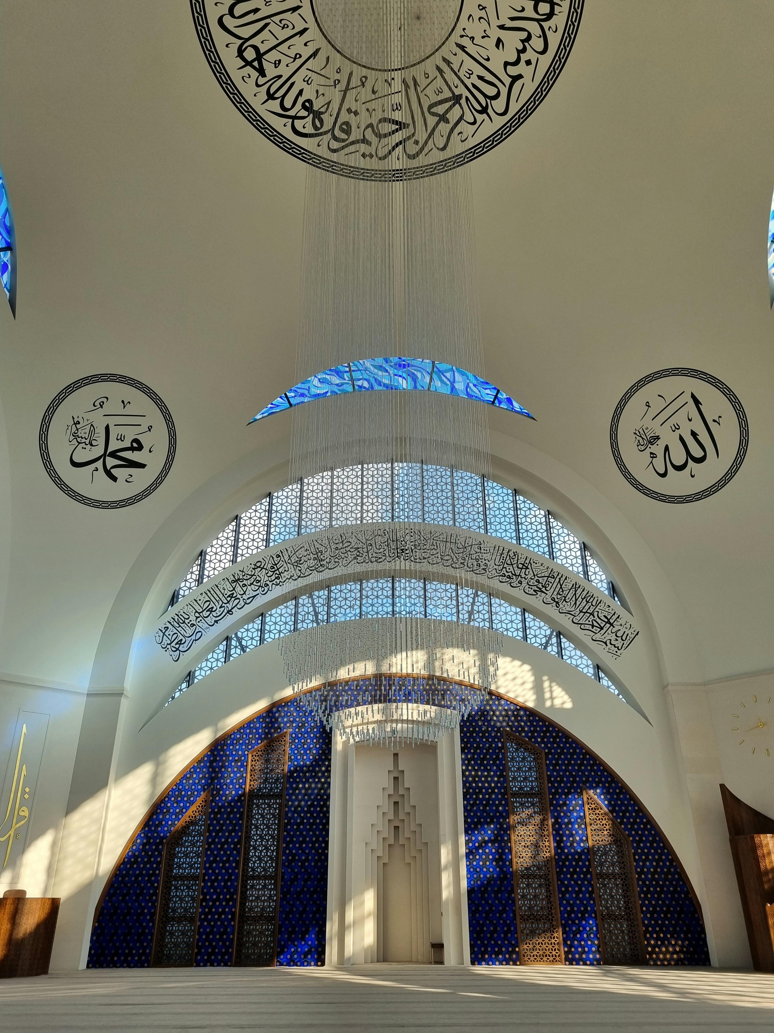 Stunning Interior of Modern Mosque in İstanbul · Free Stock Photo