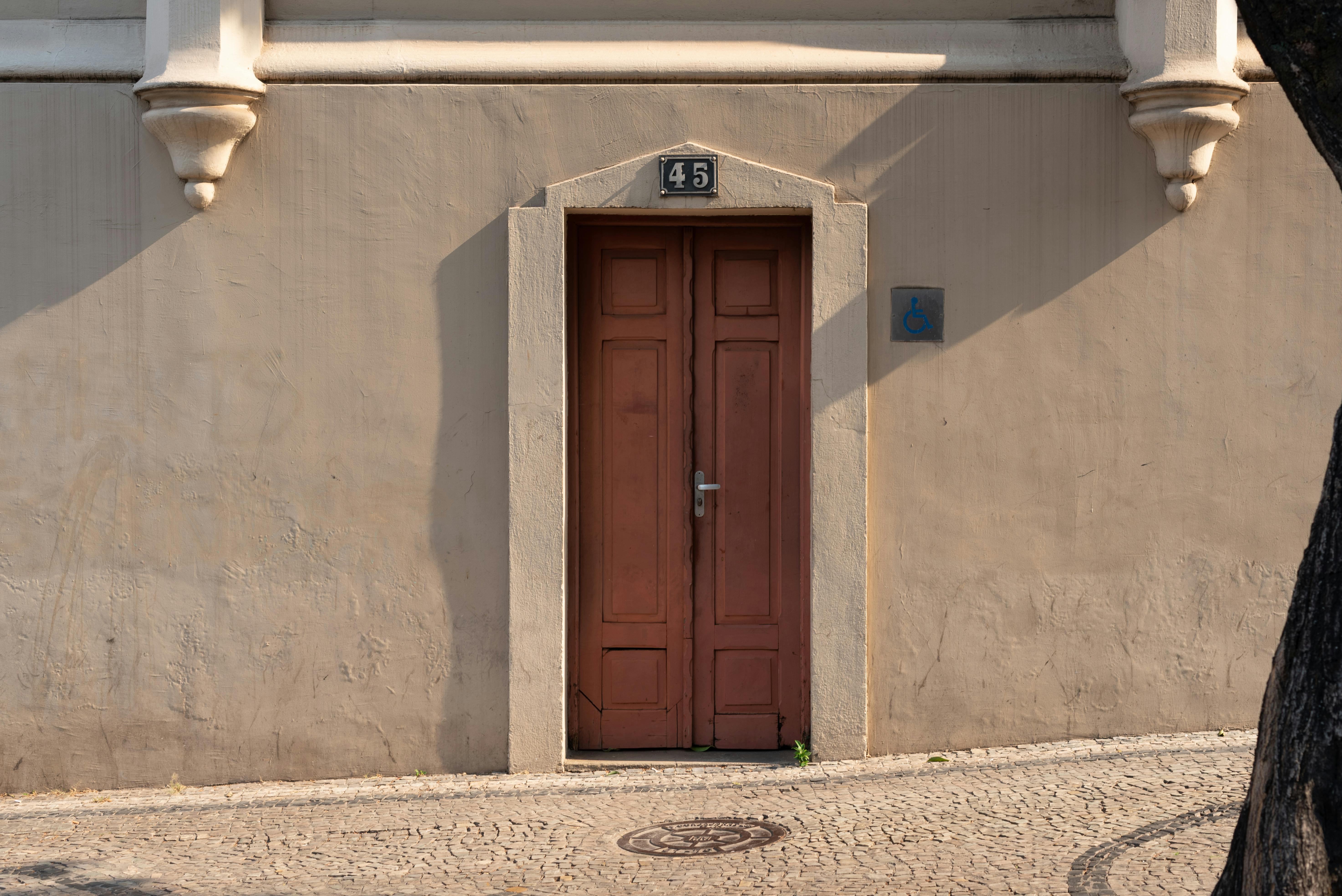 Puerta De Madera Histórica En Belo Horizonte · Foto de stock gratuita
