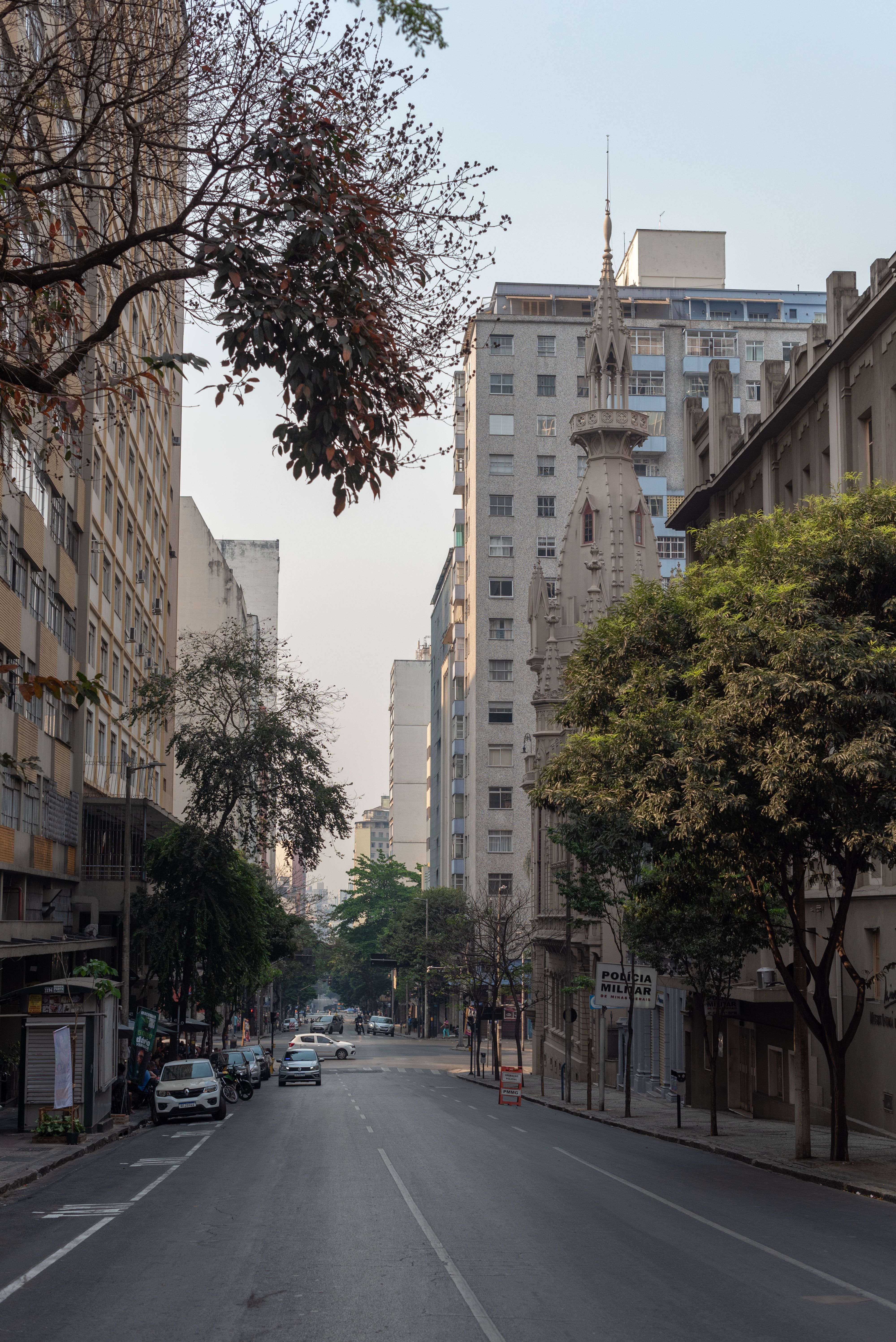Vista Deslumbrante Da Rua De Belo Horizonte Com Arquitetura Histórica ...