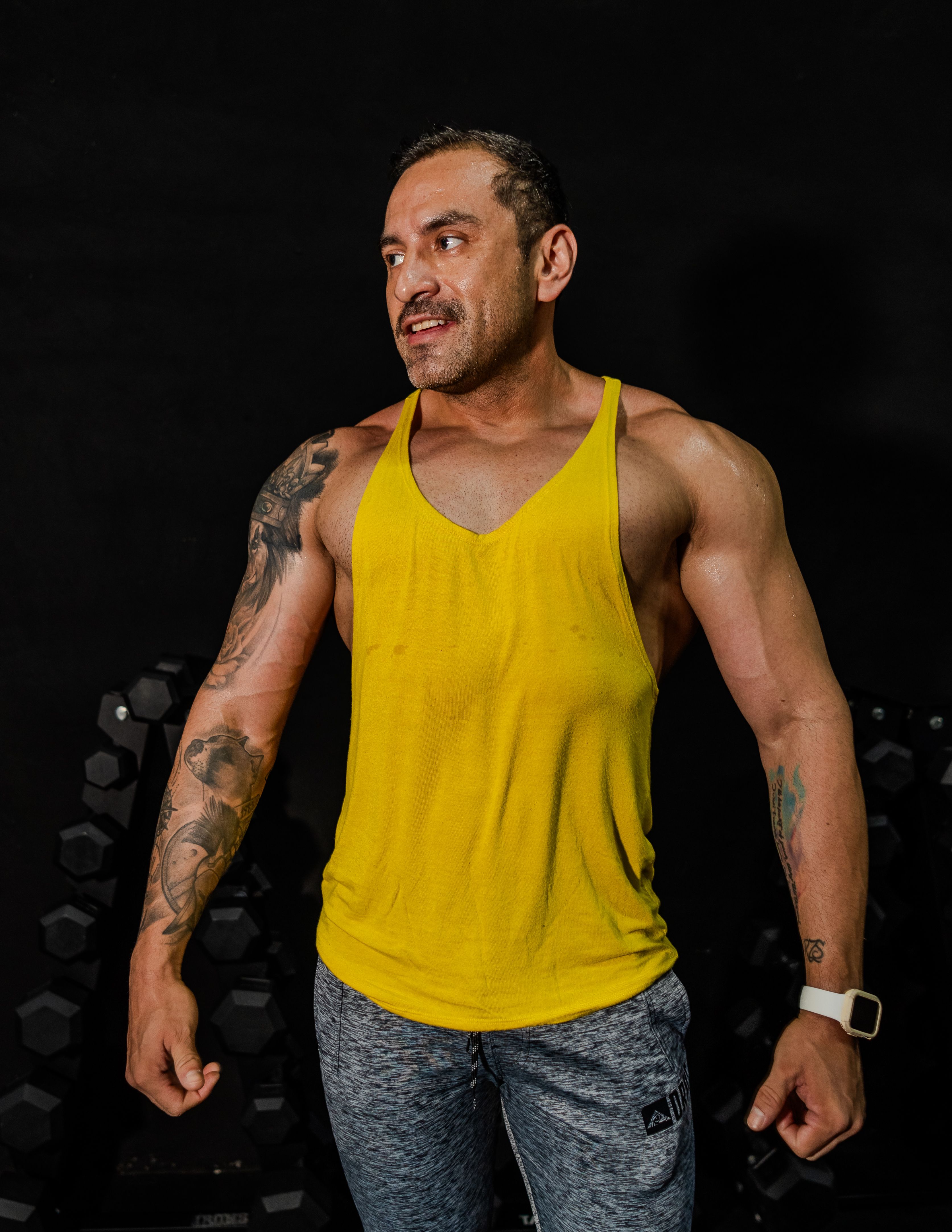 Muscular Man in Gym with Tattoos and Yellow Tank · Free Stock Photo