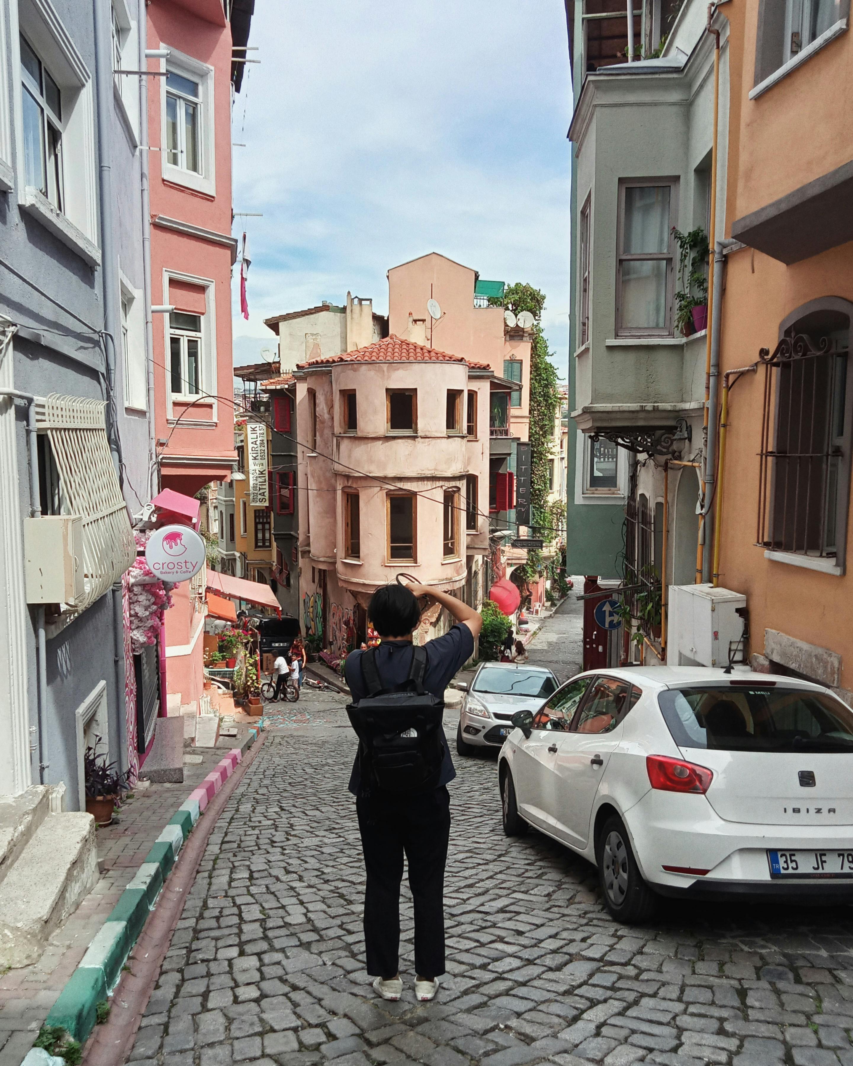 Charming Istanbul Street Scene with Vibrant Buildings · Free Stock Photo