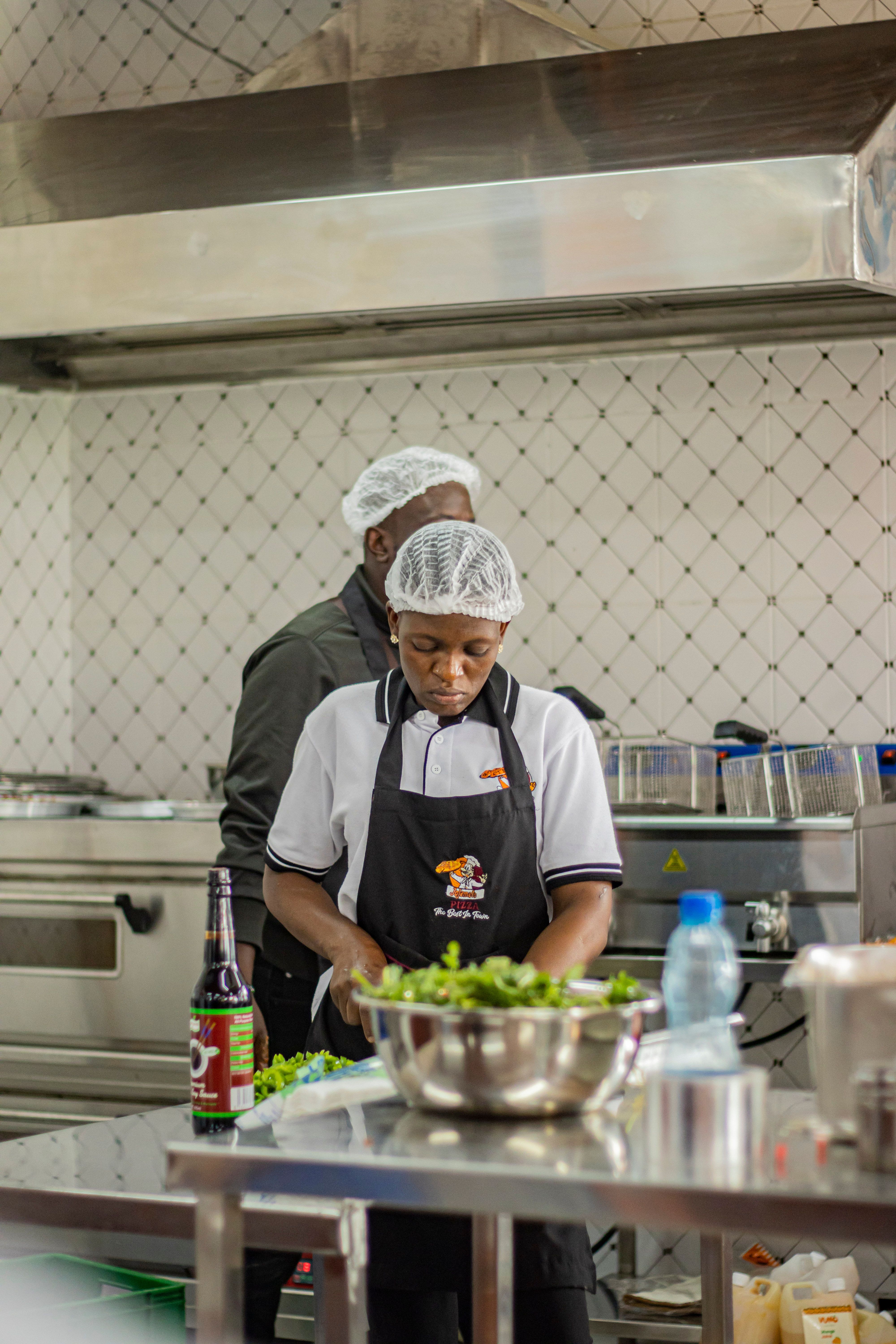 Des Chefs Préparent Des Plats Dans Une Cuisine Kenyane · Photo gratuite
