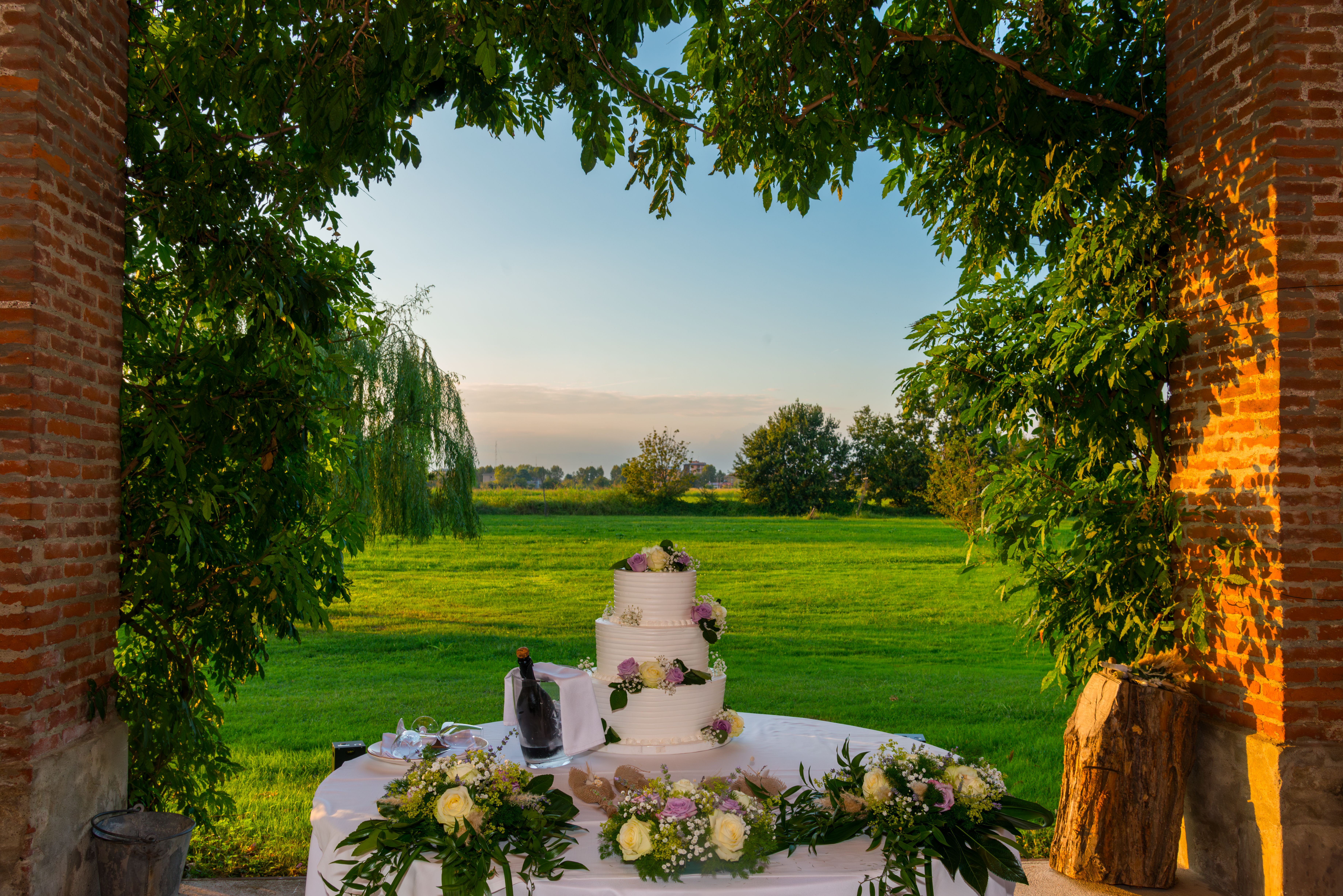 Elegant Outdoor Wedding Cake Setup at Sunset · Free Stock Photo
