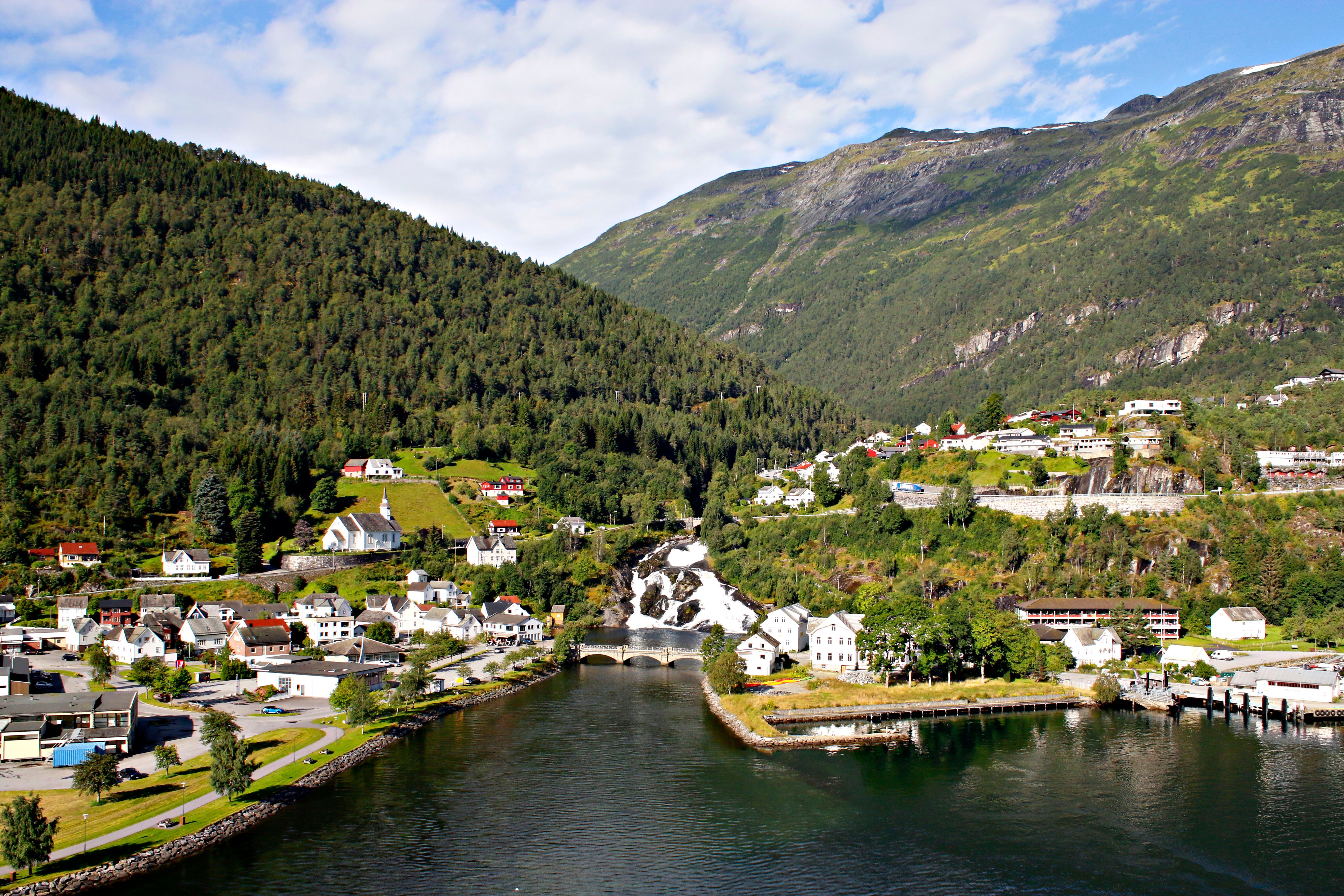 Vista Panorámica De Hellesylt, Ciudad De Los Fiordos Noruegos · Foto de ...