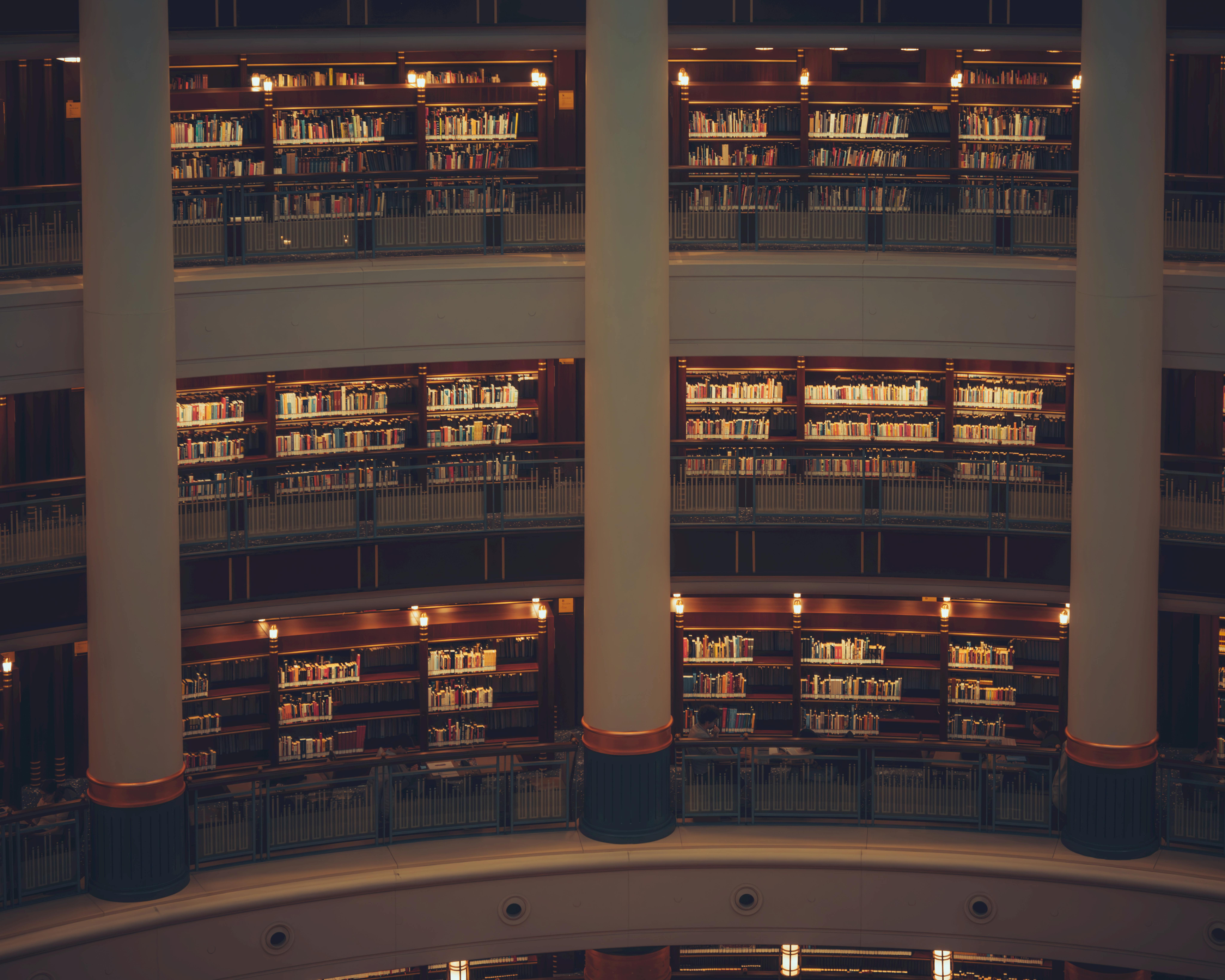 Elegant Multi-Level Library Interior with Books · Free Stock Photo