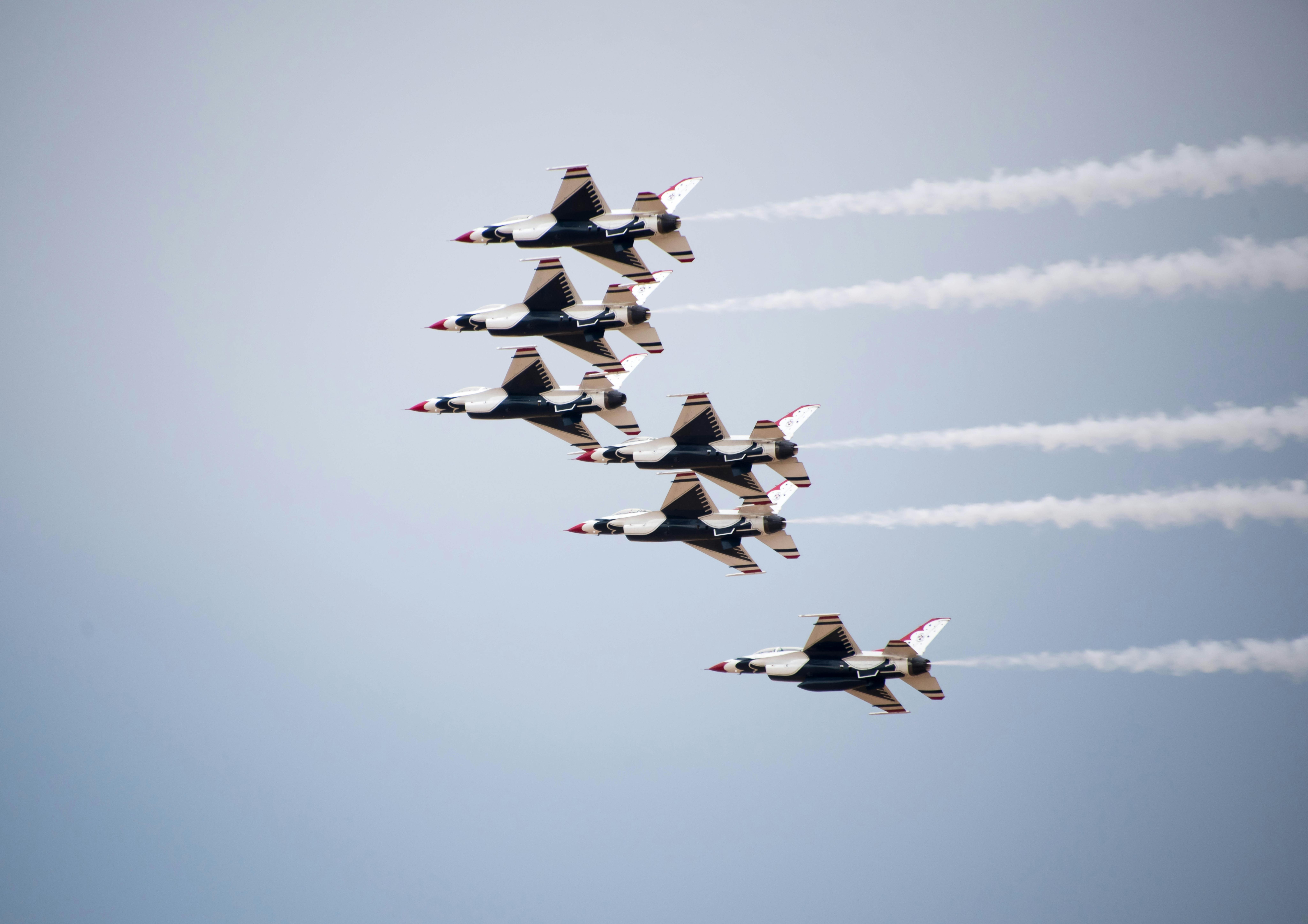 Aerial display of fighter jets in formation · Free Stock Photo
