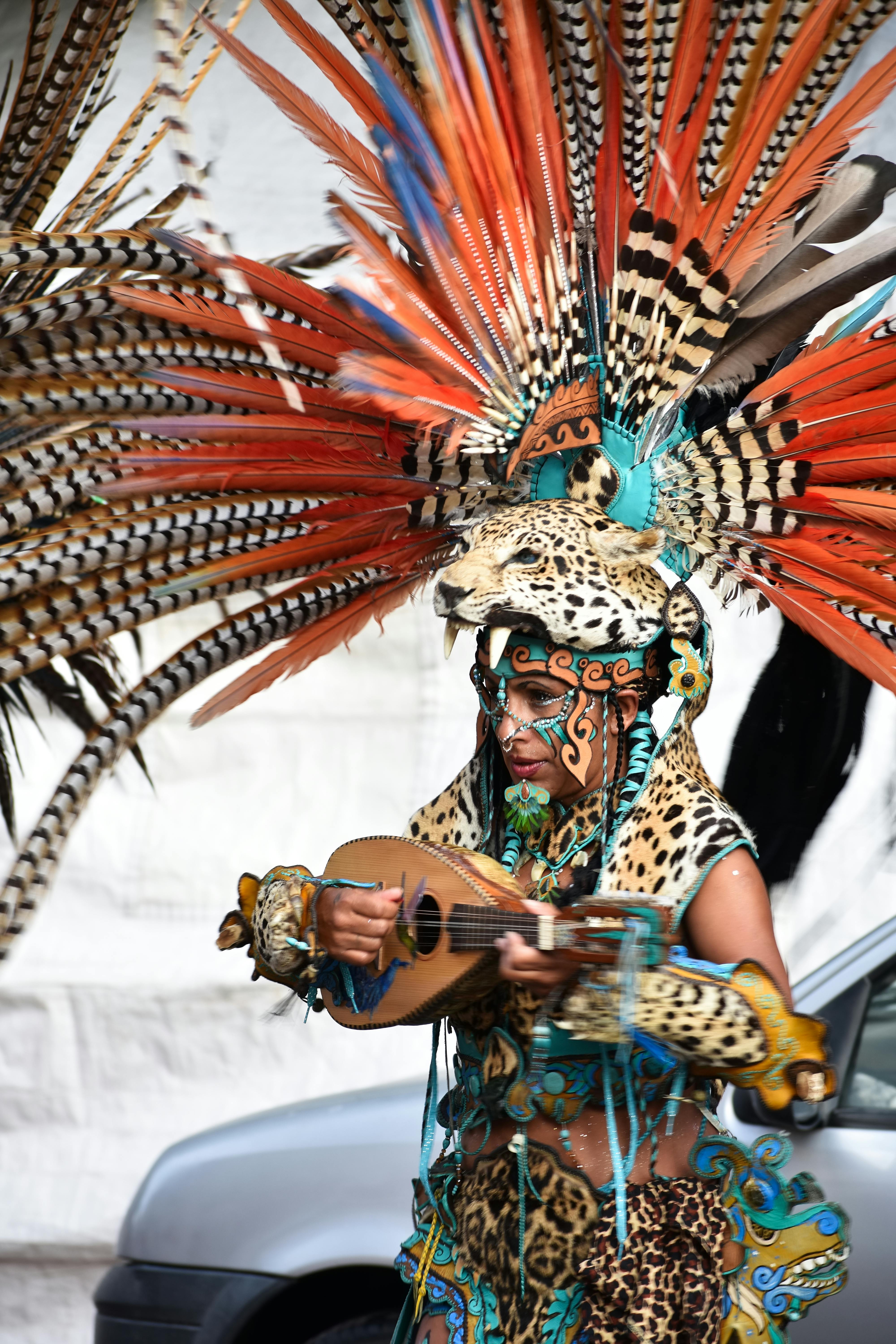Artista Tradicional Azteca Con Instrumento Musical · Foto de stock gratuita