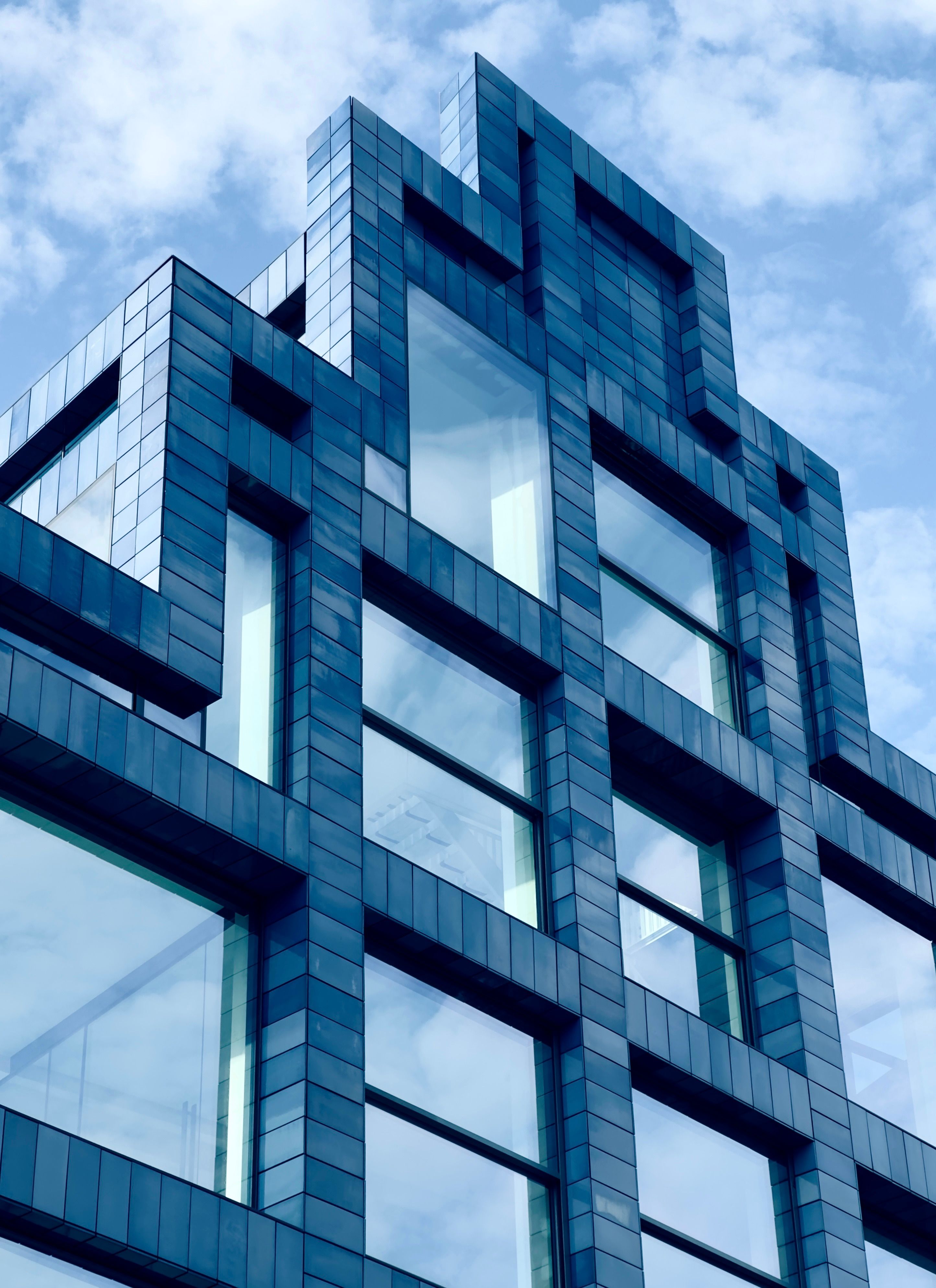 Bâtiment Contemporain En Verre Contre Le Ciel Bleu · Photo gratuite