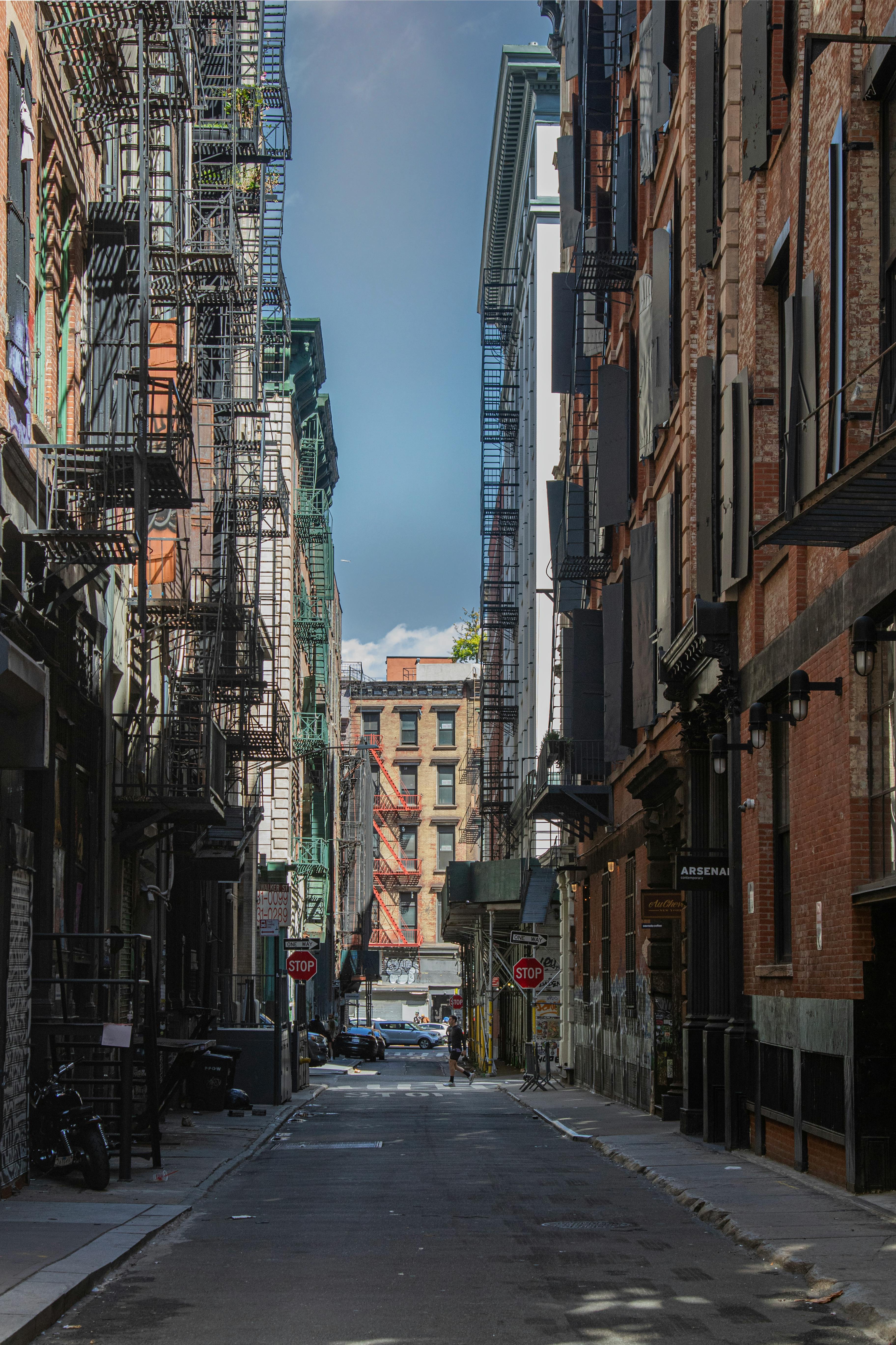 Charming New York City Alleyway View · Free Stock Photo
