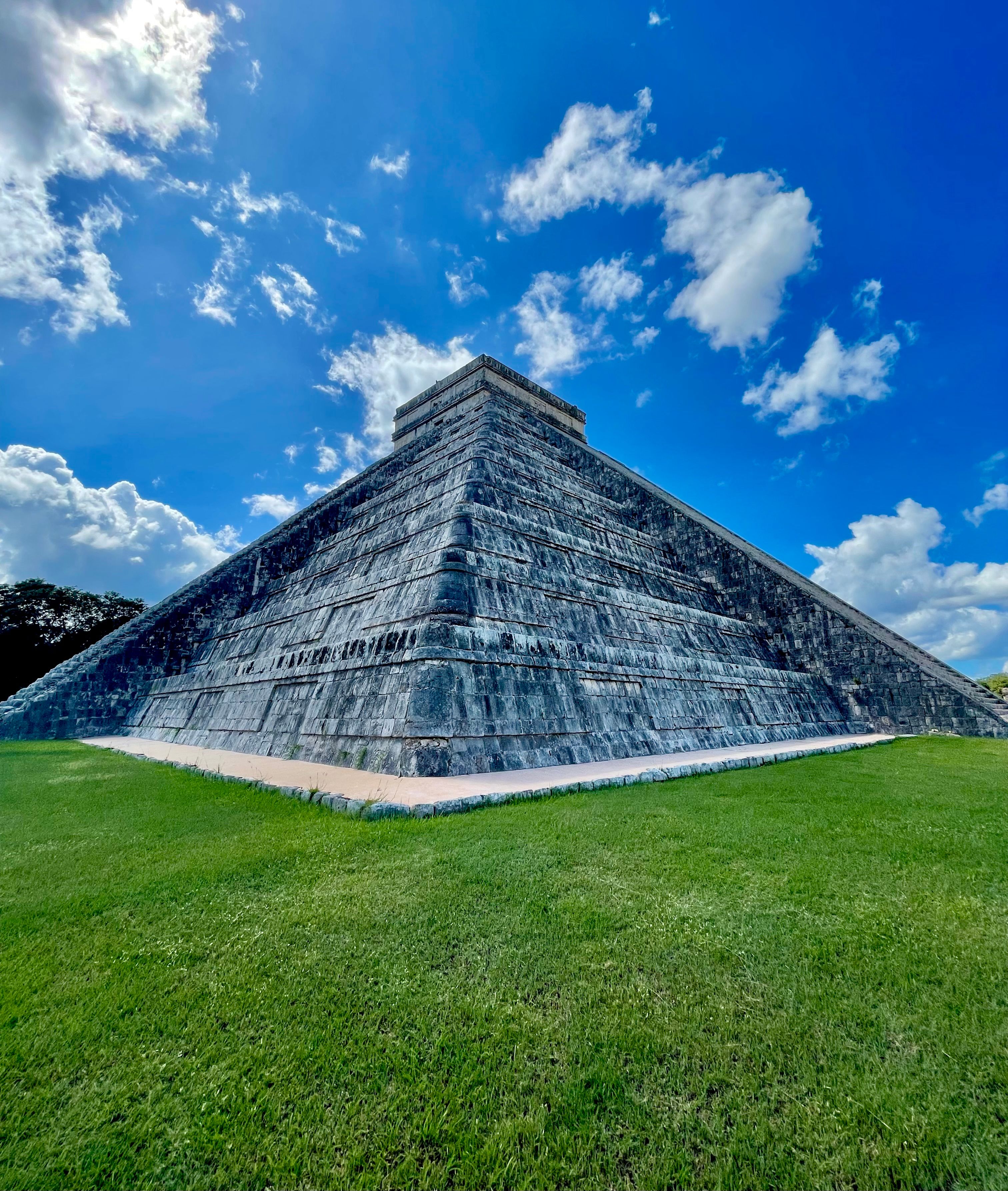 Majestuosa Pirámide De Chichén Itzá En Verano · Foto de stock gratuita