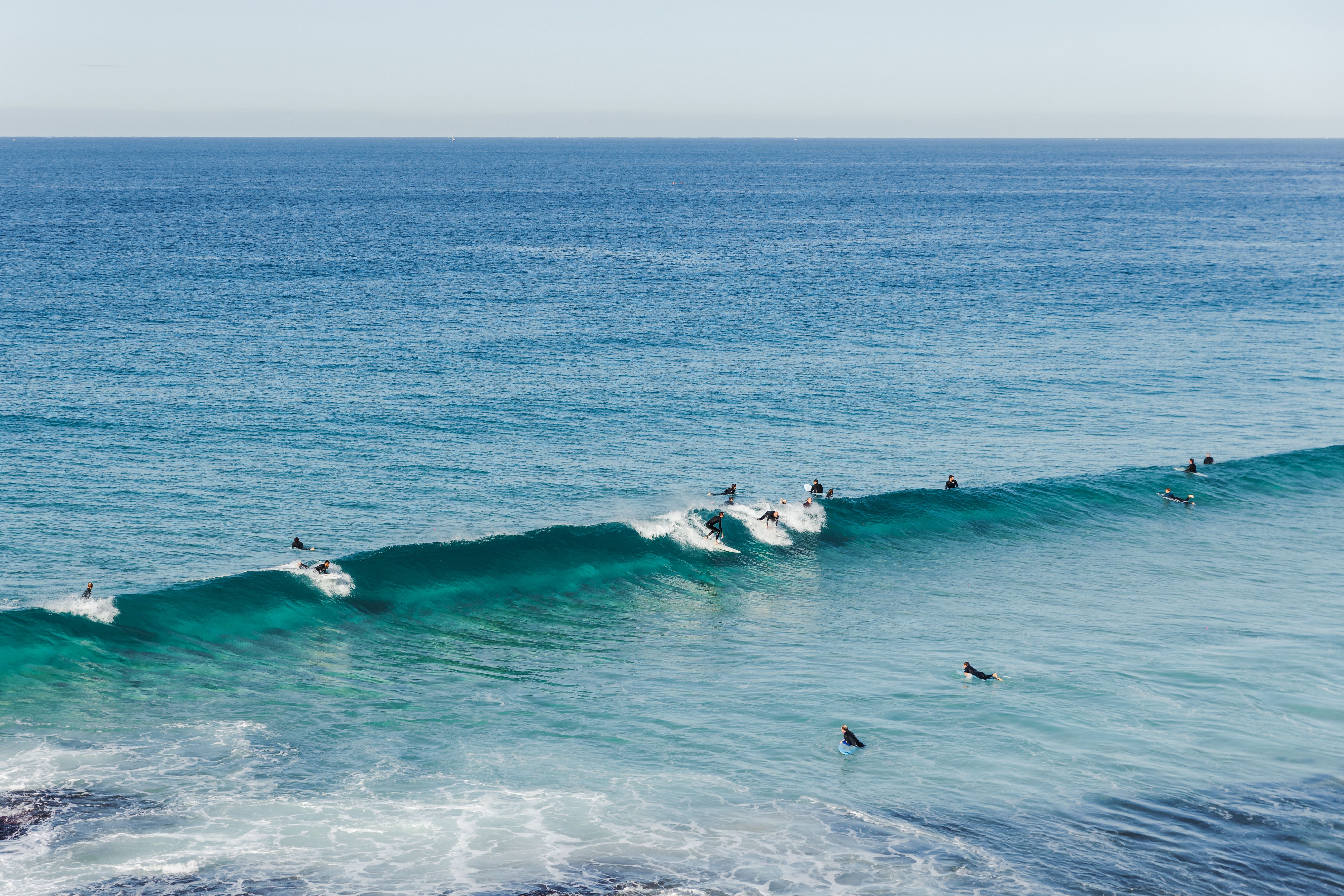Surf Tranquilo En Un Paraíso Costero Azul · Foto de stock gratuita