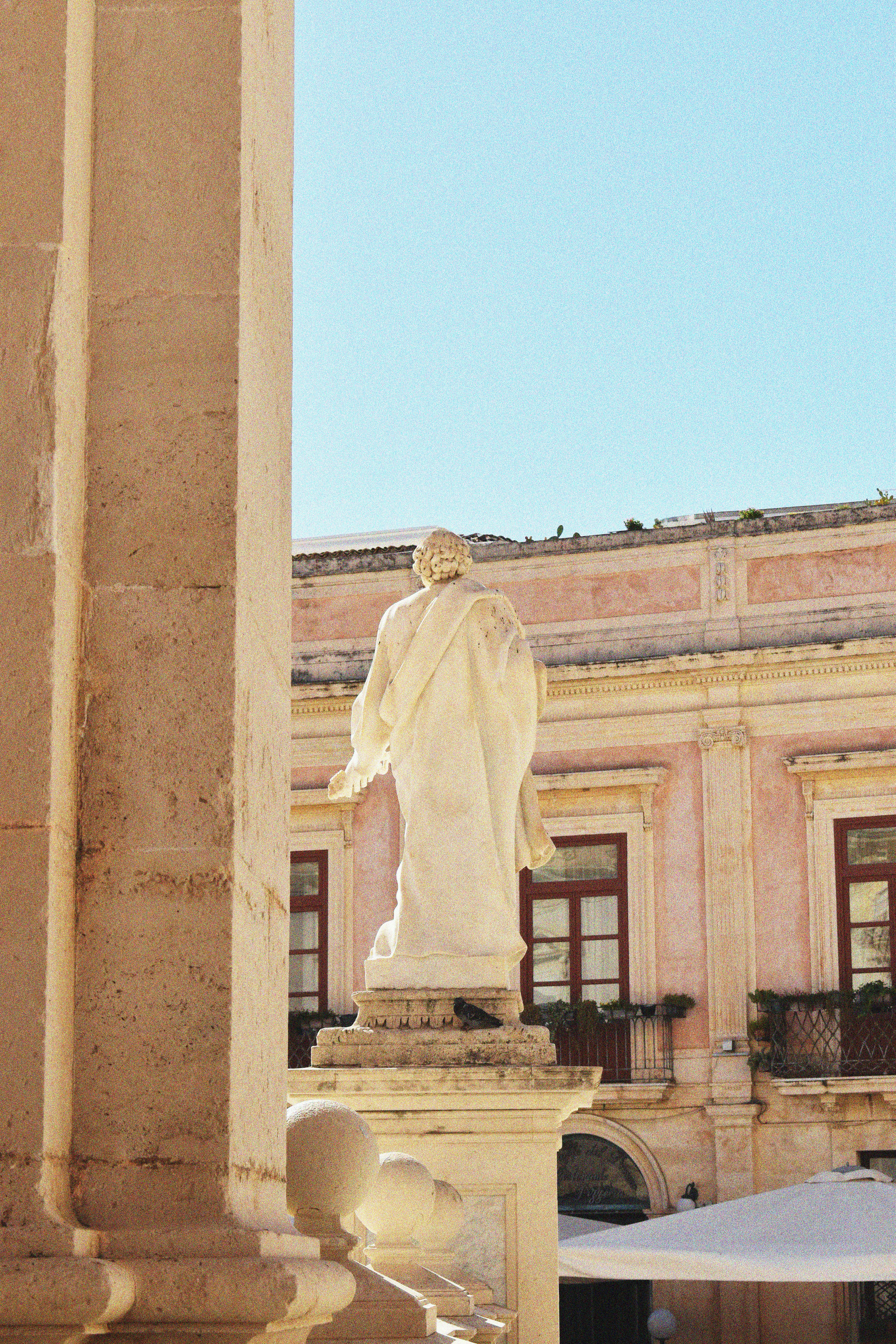 Classical Marble Statue in European Courtyard · Free Stock Photo