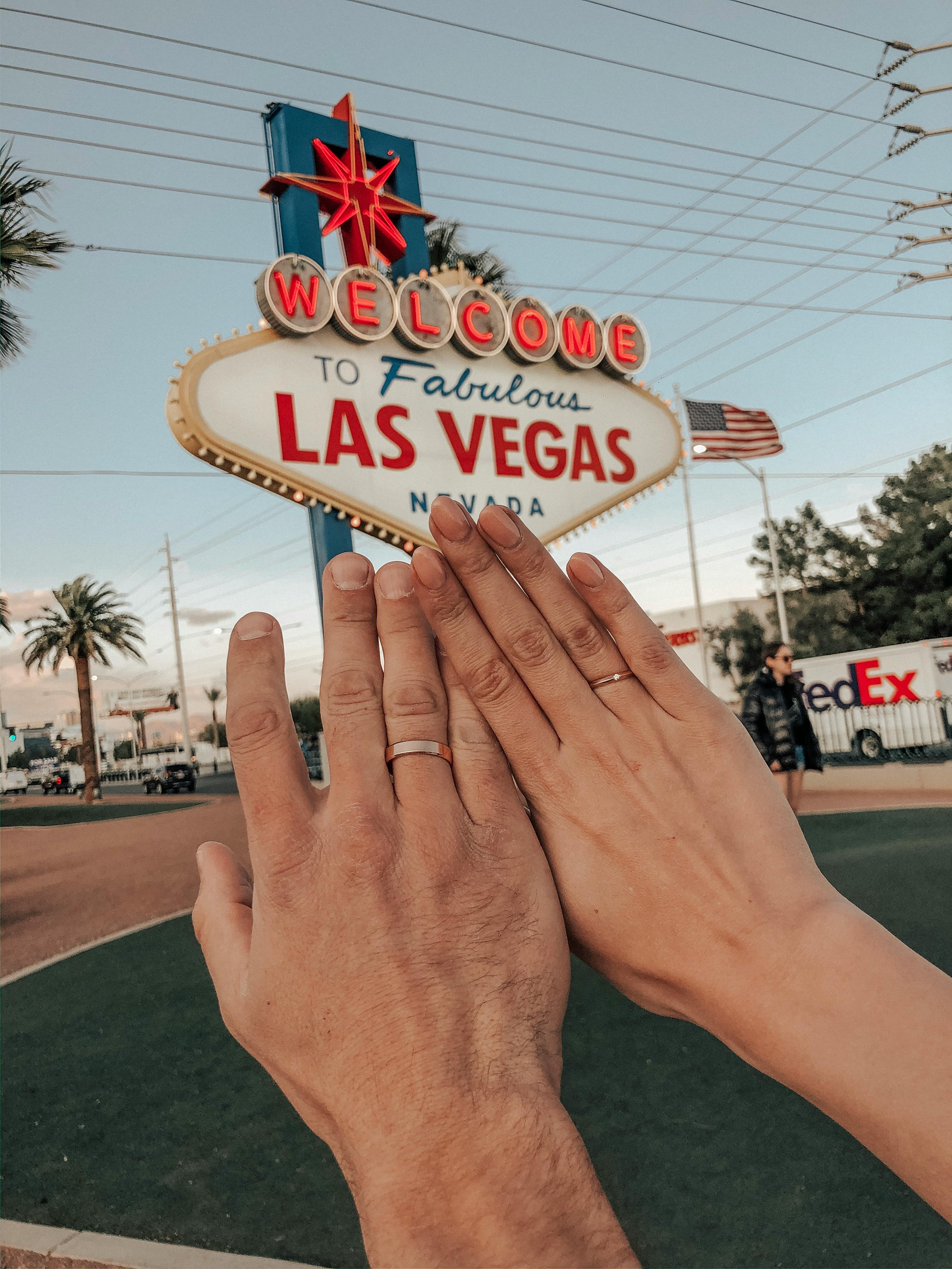 Anillos De Boda Románticos En El Cartel De Bienvenida De Las Vegas ...