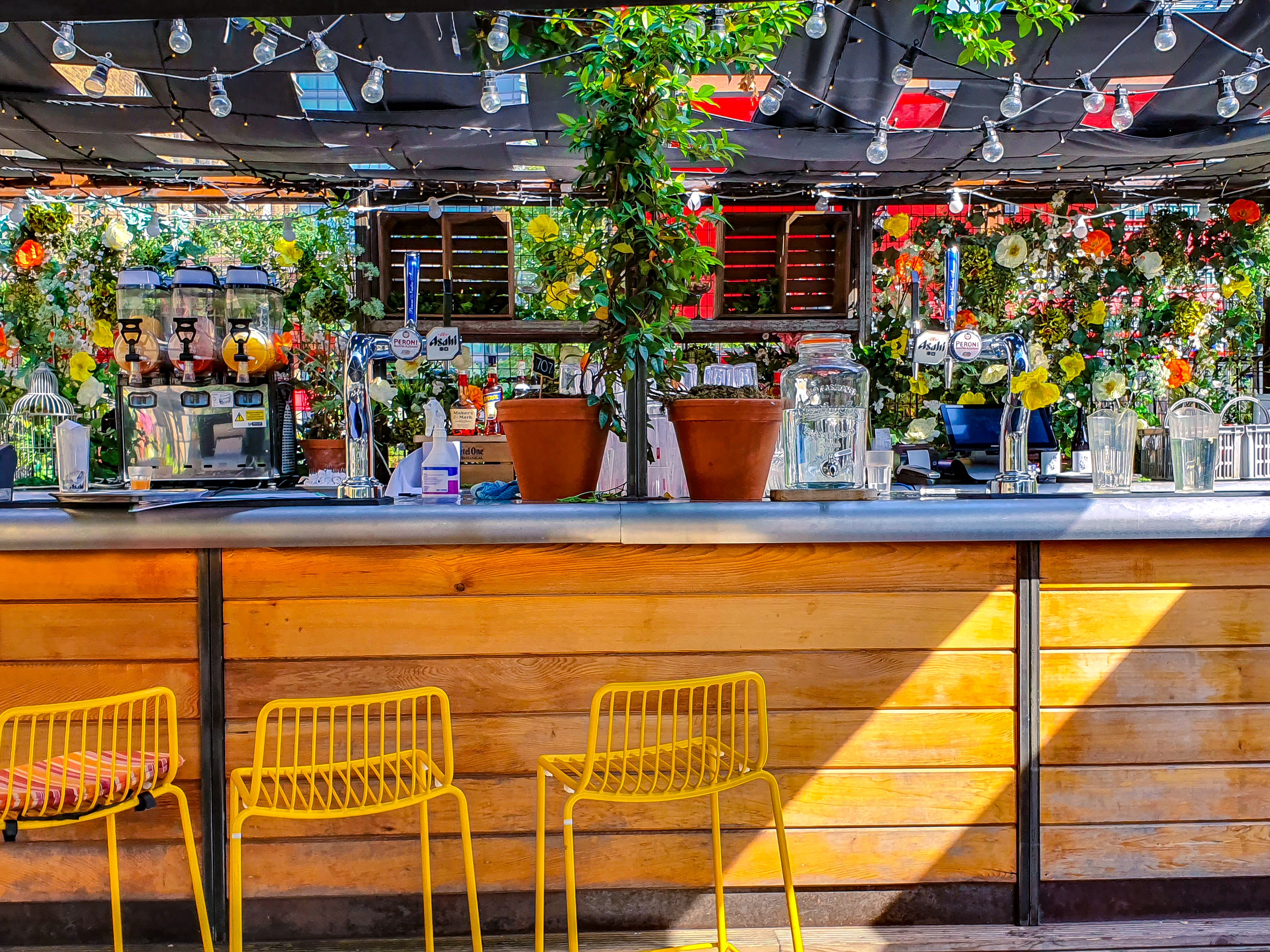 Vibrant Outdoor Bar in London with Floral Decor · Free Stock Photo